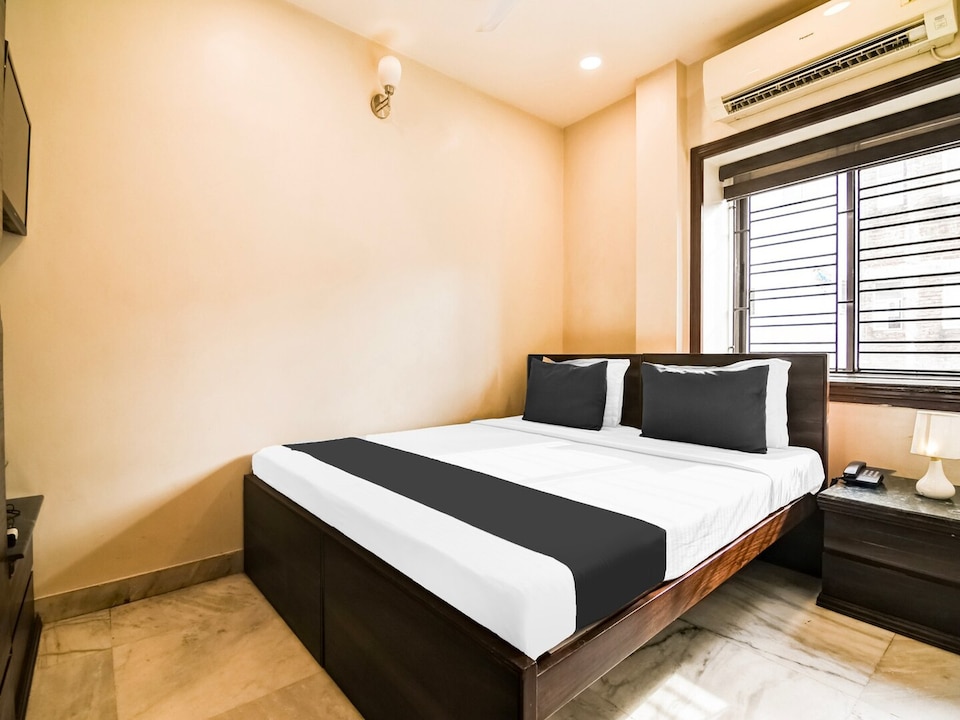 Super Collection O Belgacihia, Holiday home Kolkata, Book @ € - OYO