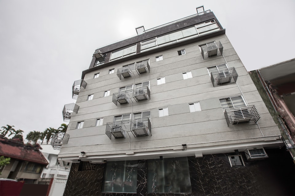 Vaccinated Staff- OYO 675 Circuit Hostel, OYO Hotels Makati City, Book ...