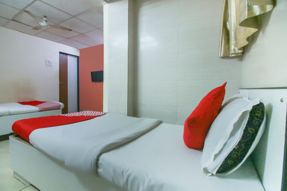 OYO 74550 Sana Executive, OYO Rooms Mumbai, Book @ ₹1095 - OYO
