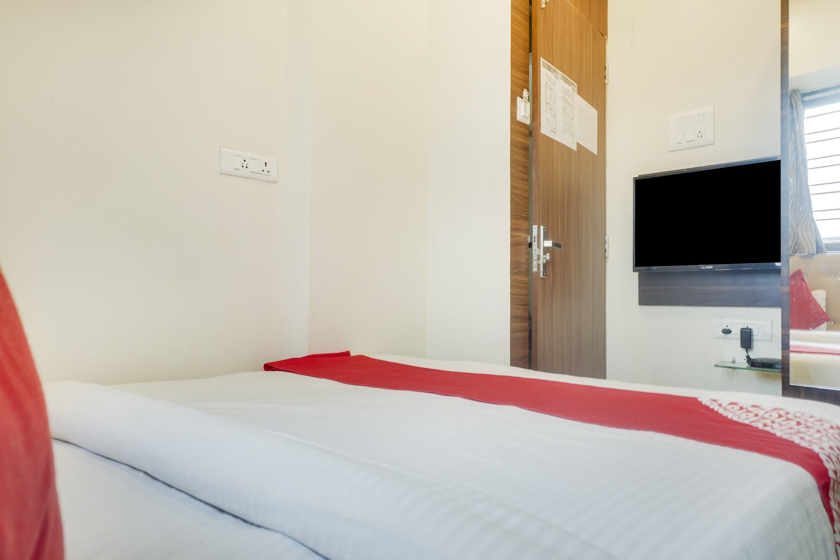 OYO 76351 The Grand Hotel, OYO Rooms Pune, Book @ ₹1095 - OYO