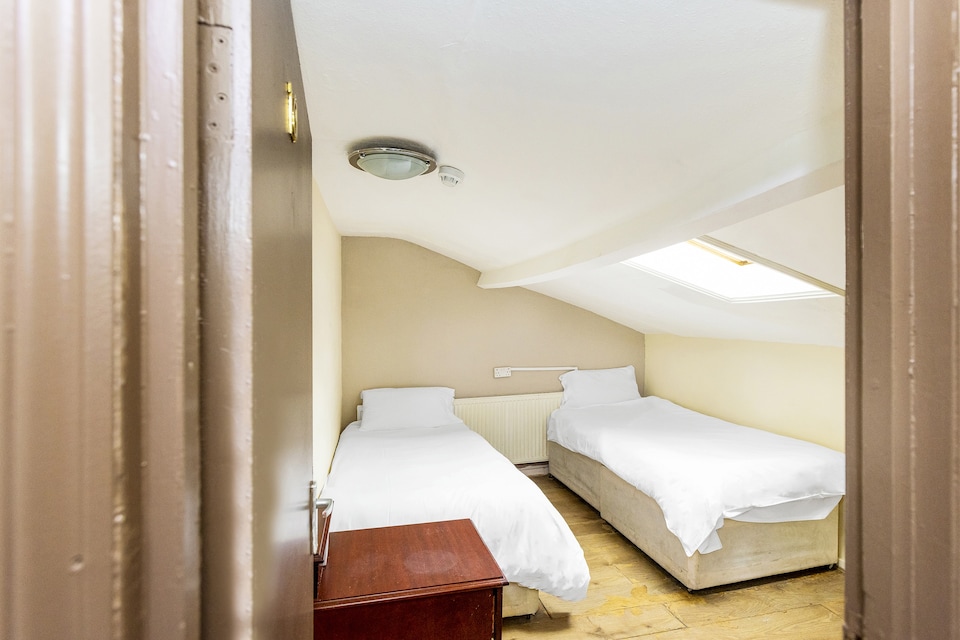 OYO Old Oak Tree Inn, OYO Hotels Southall, Book @ £46 - OYO