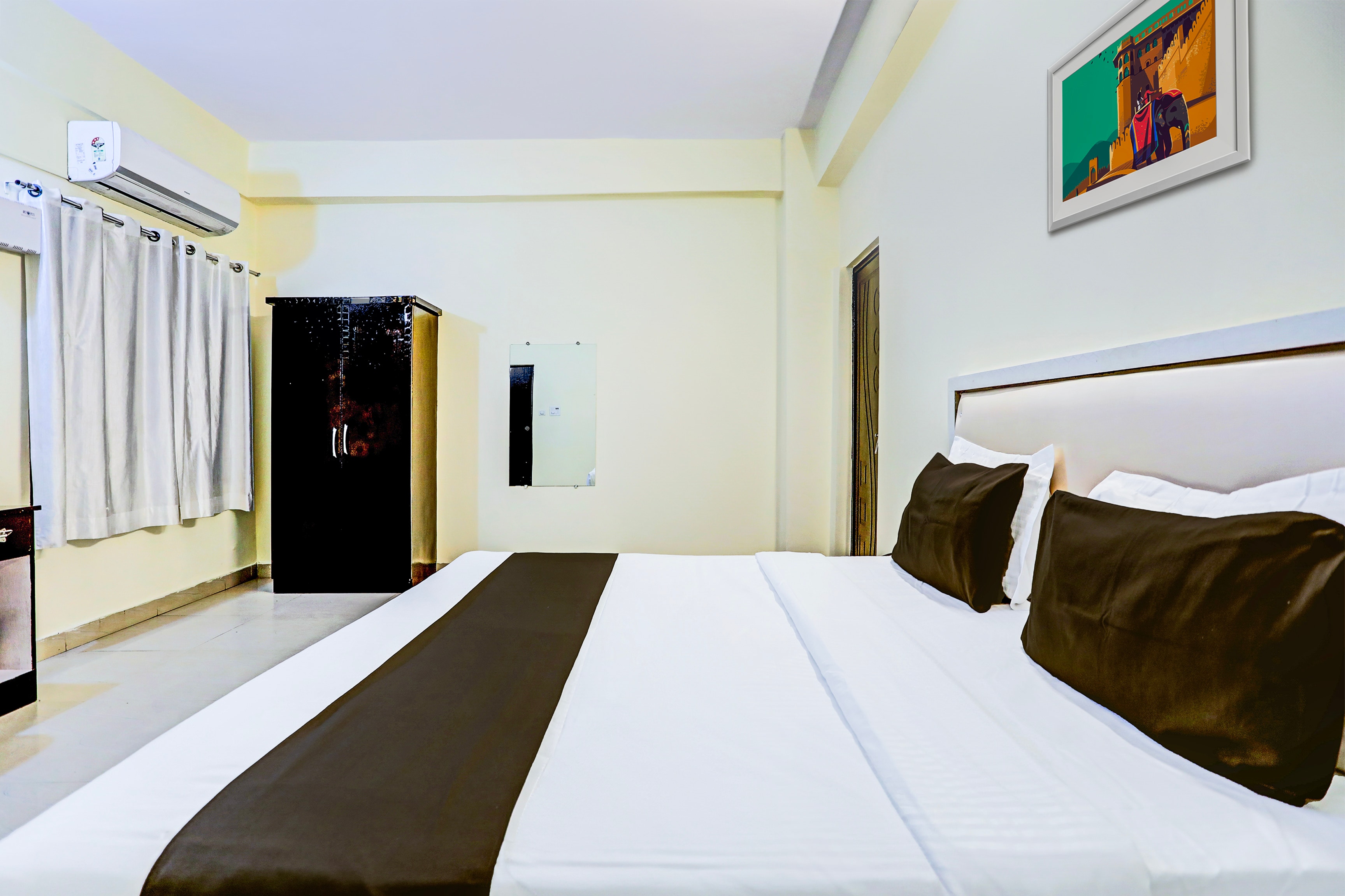 Super Hotel O Hyderabad Gate IIT BHU, Flagship Varanasi, Book @ ₹1452 - OYO