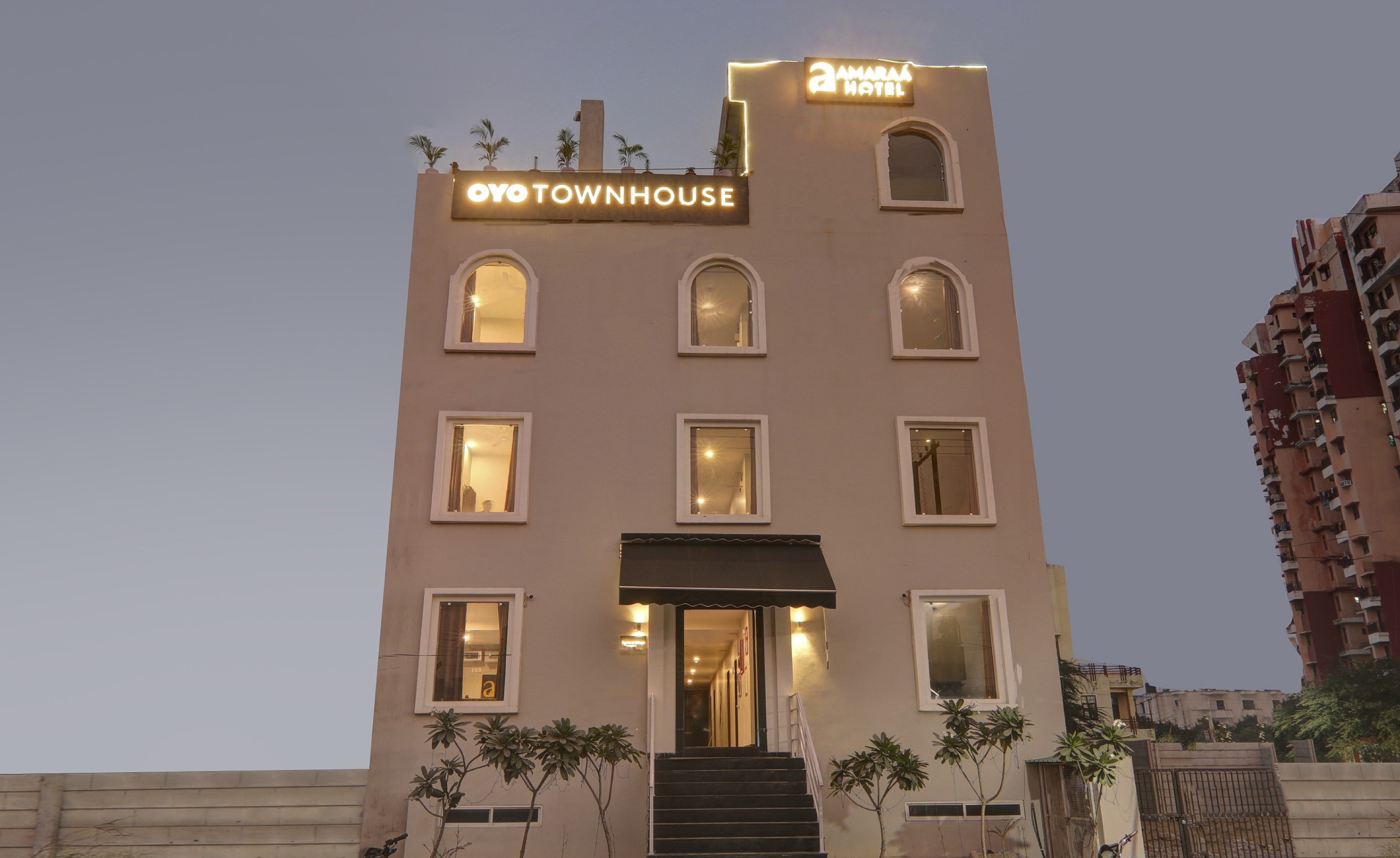 Townhouse Amaraa Hotel Near Phoenix Palassio, Townhouse Lucknow, Book ...