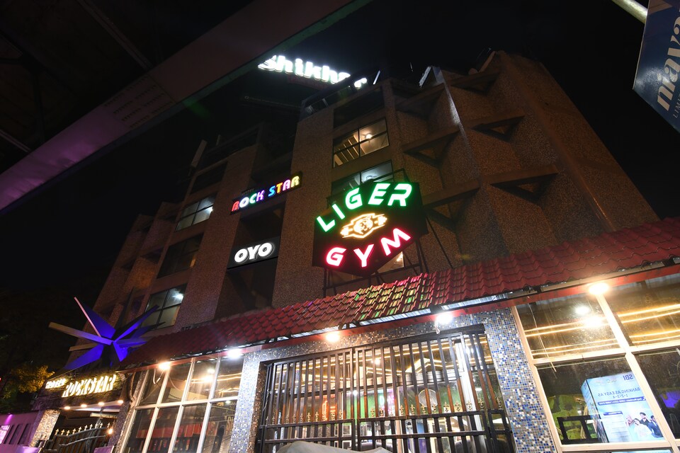Hotel Rockstar Near Quest Mall and Park Circus 7 point Crossing ...