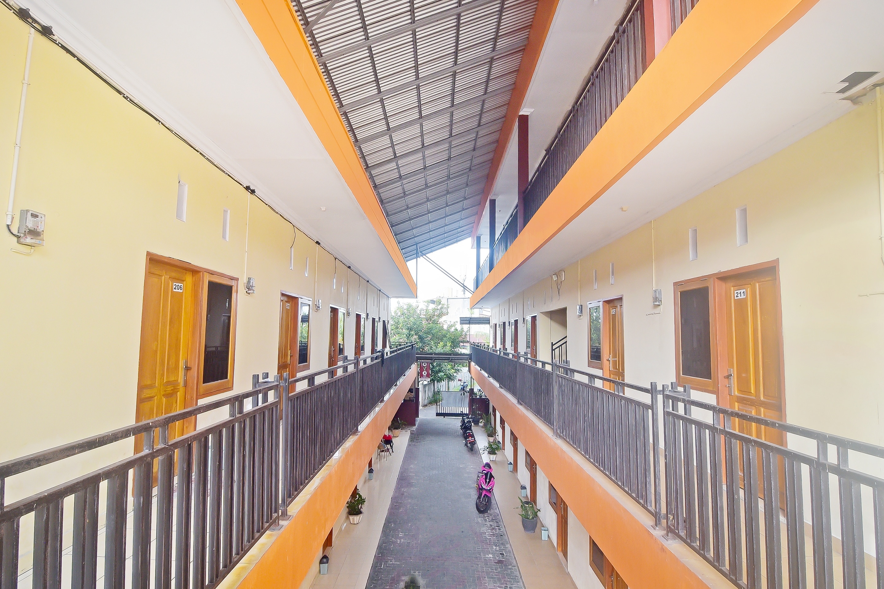OYO 90463 A2b Guesthouse, OYO Hotels Manado, Book @ Rp58140 - OYO
