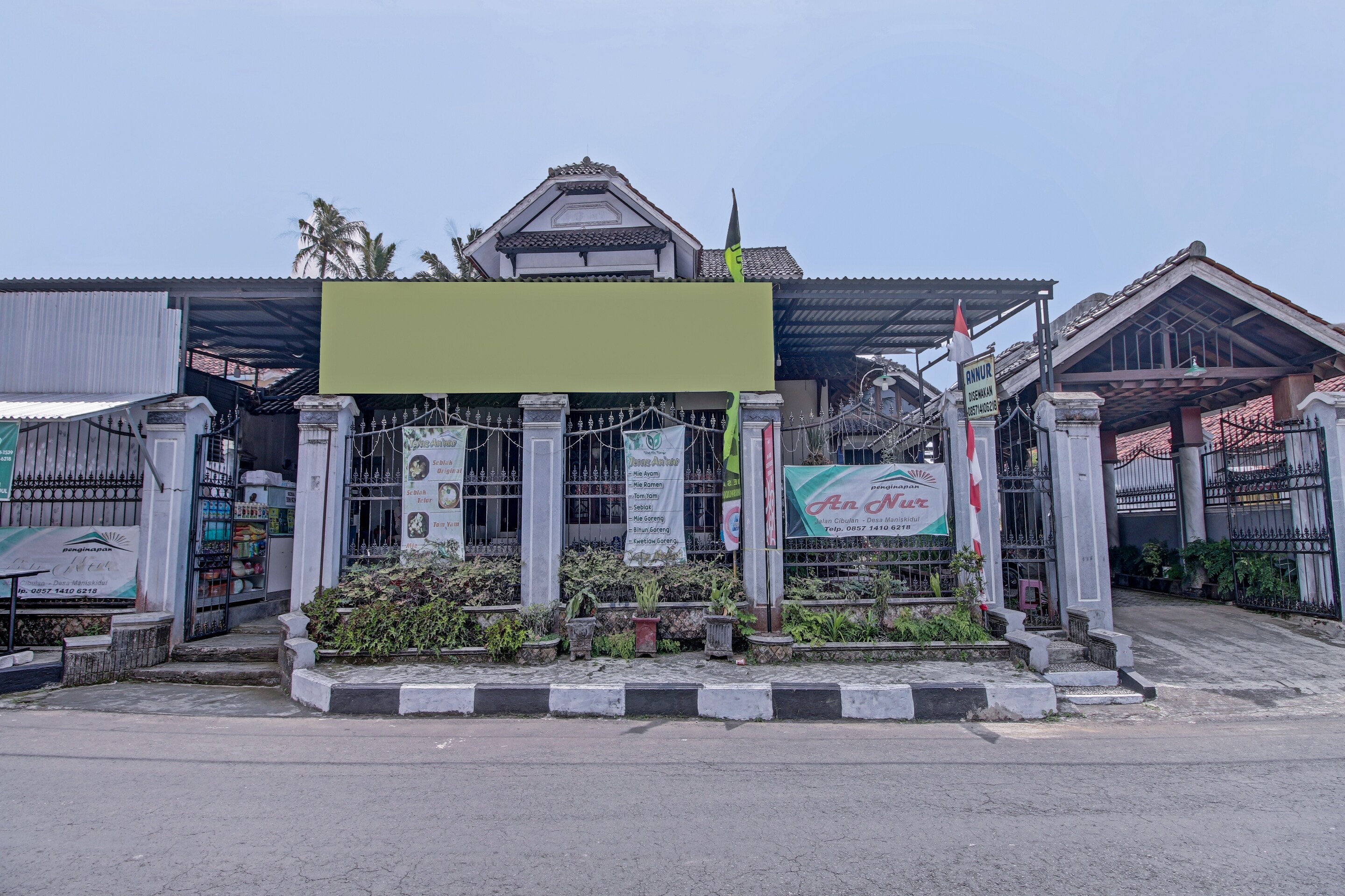 OYO 90543 An-nur Guest House Syariah, OYO Hotels Kuningan, Book ...