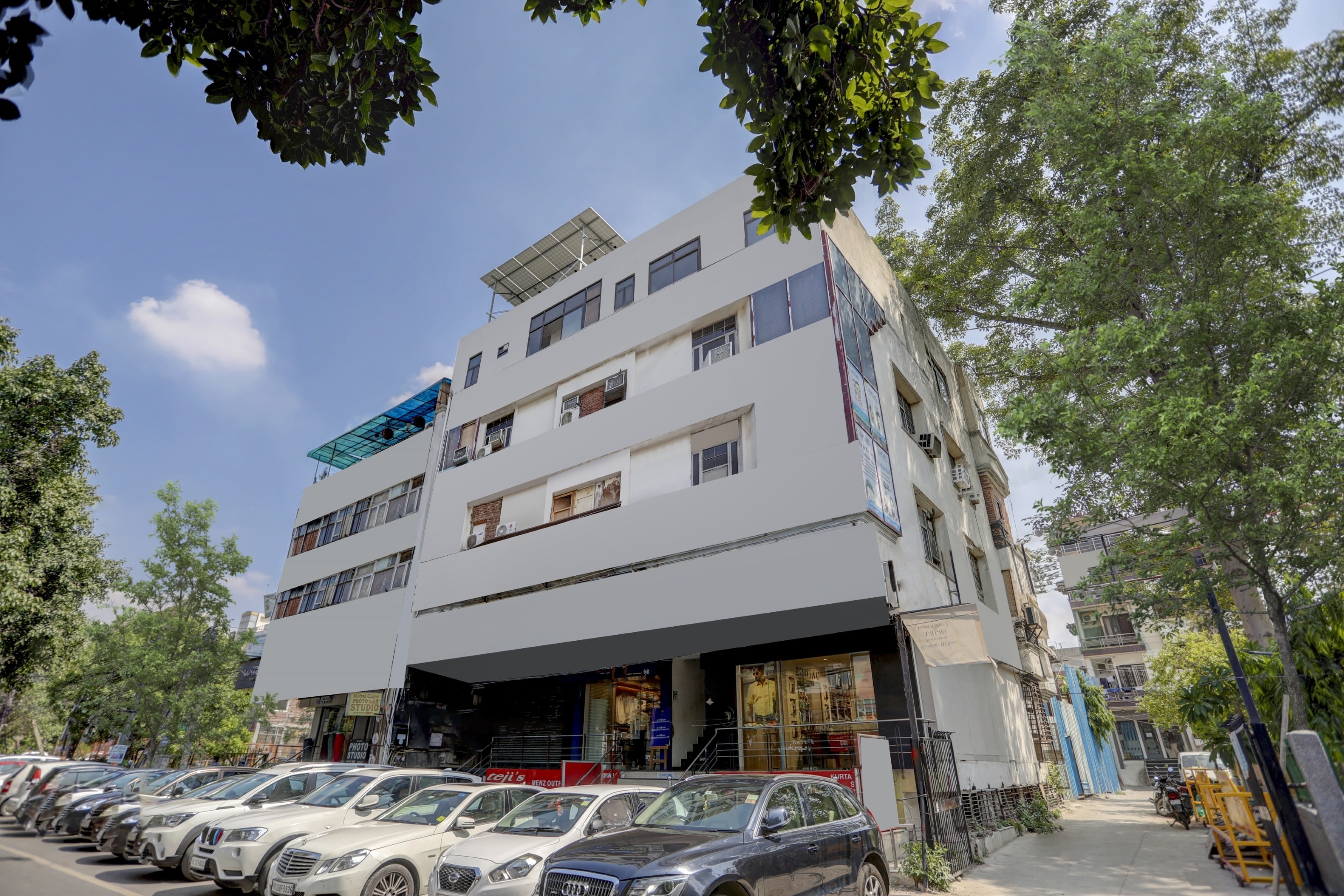 Hotels Near Defence Colony, Delhi from ₹440