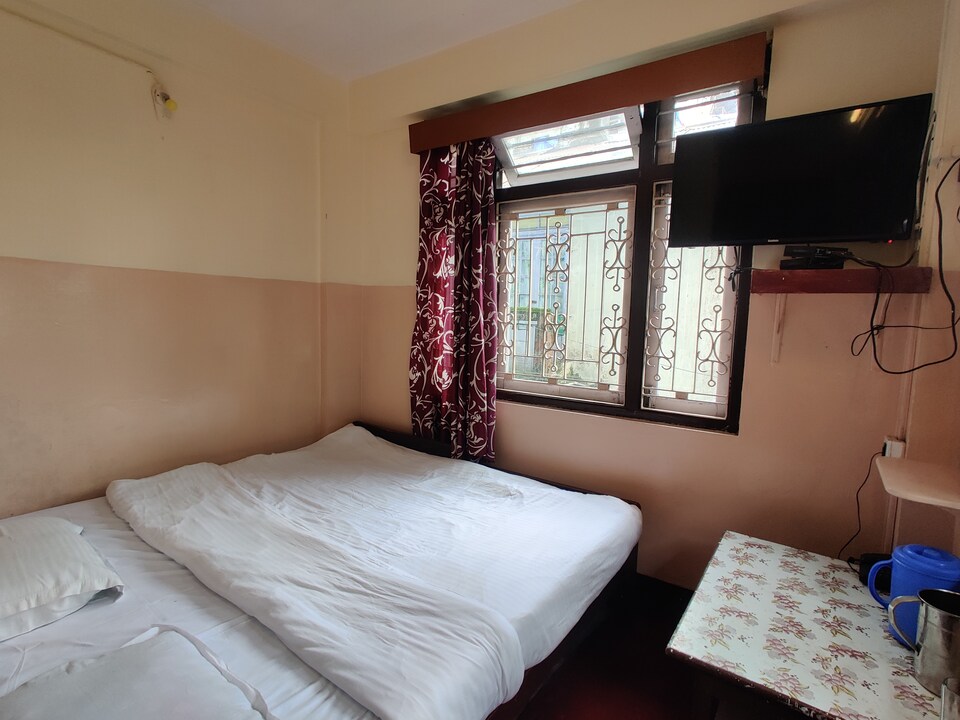 Capital O Sillery Gaon, Capital O Sillery-Gaon, Book @ ₹549 - OYO