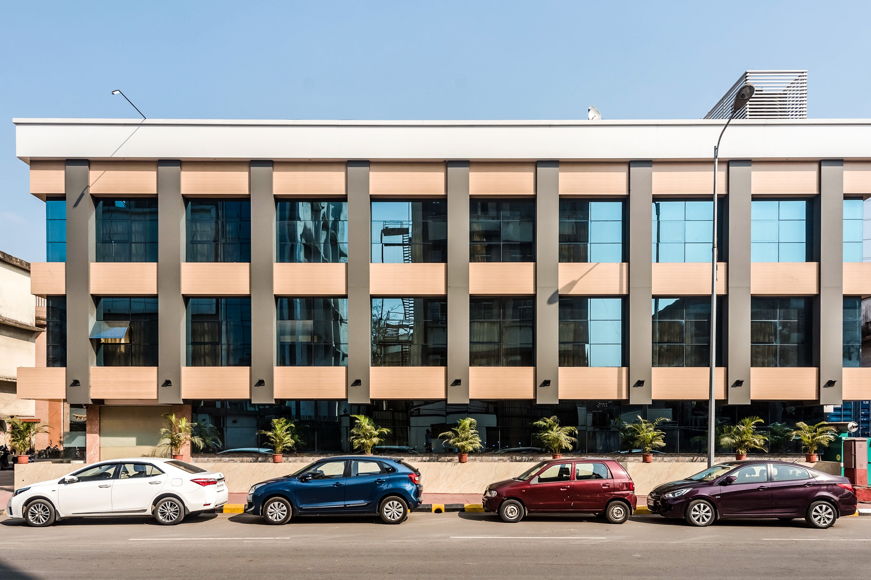 Capital O Hotel Konar Inn, Capital O Mumbai, Book @ ₹2233 - OYO