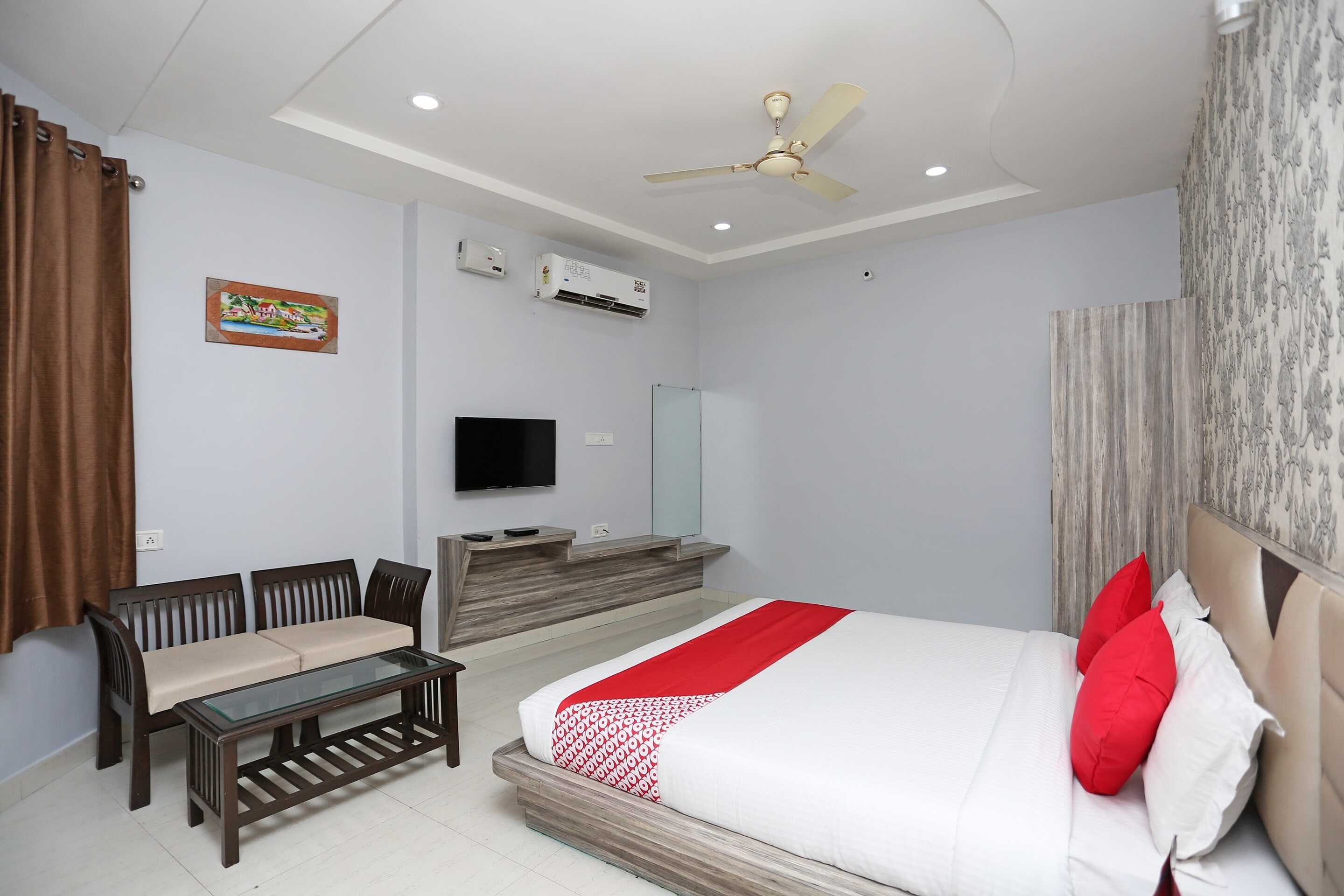 The Golden Ville, Collection O Gwalior, Book @ ₹779 - OYO