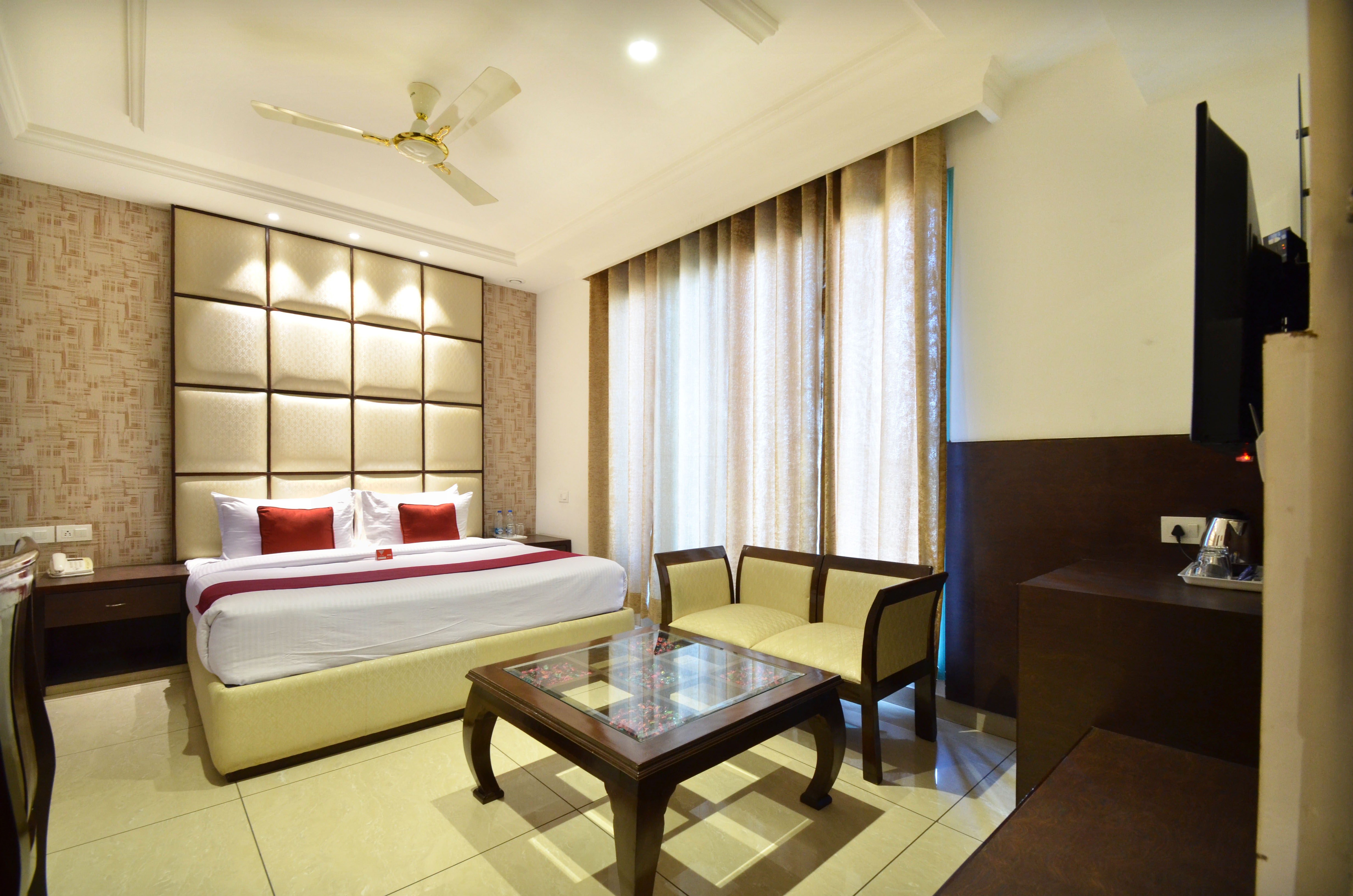 OYO 8573 Riyasat, Premium Ludhiana, Book @ ₹1095 - OYO