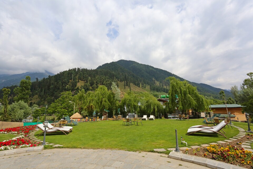 OYO 9085 Hotel Pine Spring, Premium Pahalgam, Book @ ₹2413 - OYO