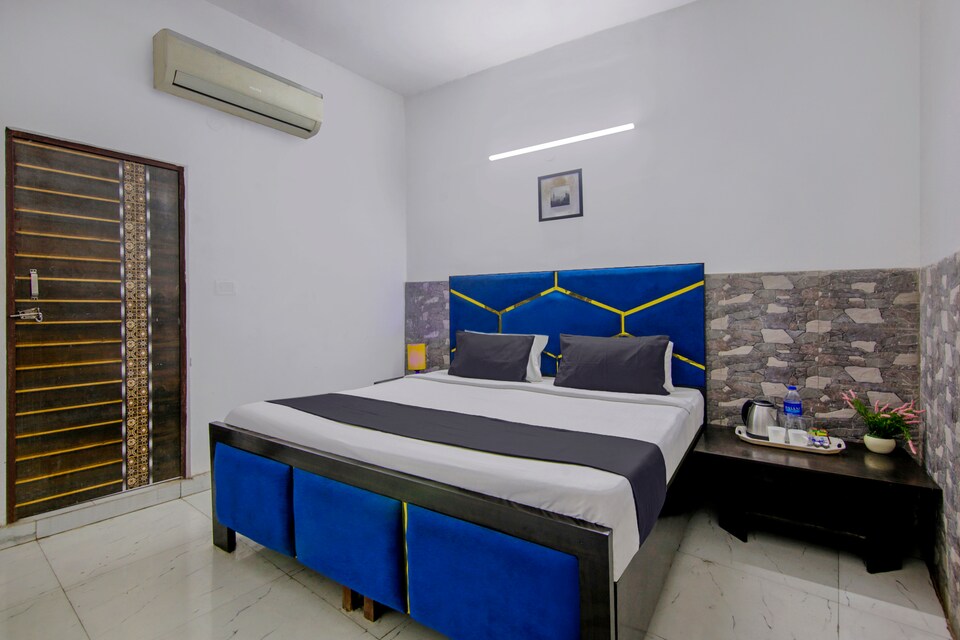 POP Hotel Relax Inn Near Devli Road Khanpur, POP Delhi, Book @ ₹787 - OYO