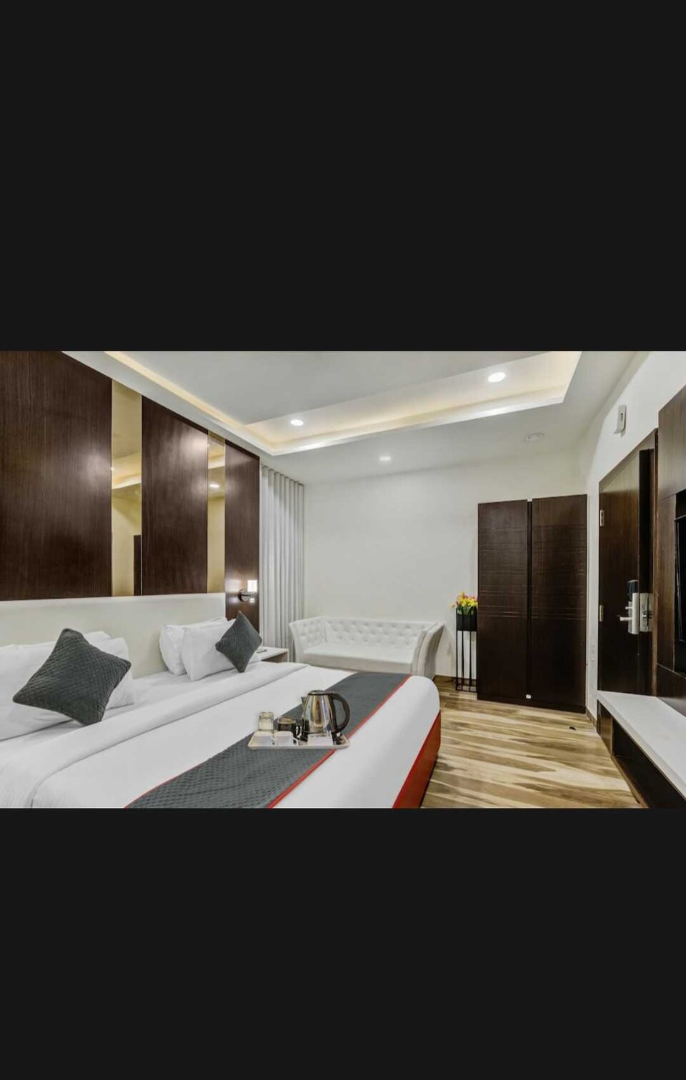 Super OYO Hotel Raas Near M2k Cinemas Rohini, OYO Rooms Delhi, Book ...