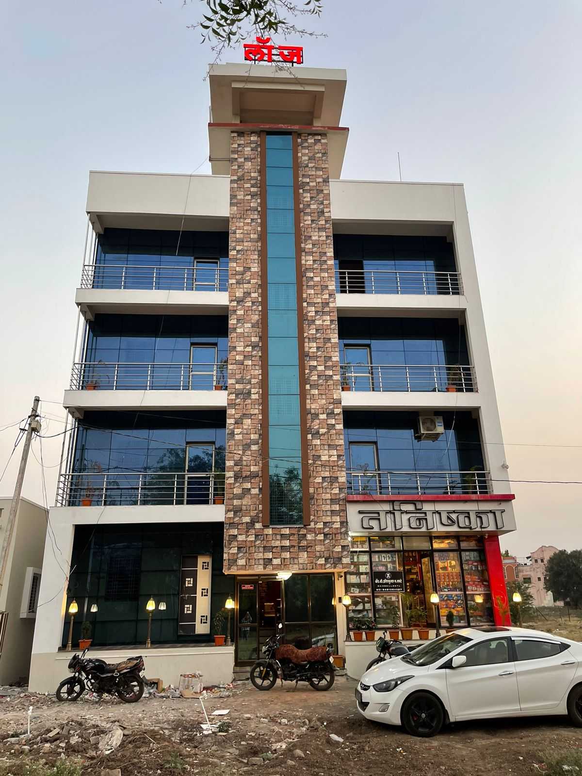 Hotels in Motewadi, Starting @ ₹511 - Upto 74% OFF on 1 Motewadi, Hotels