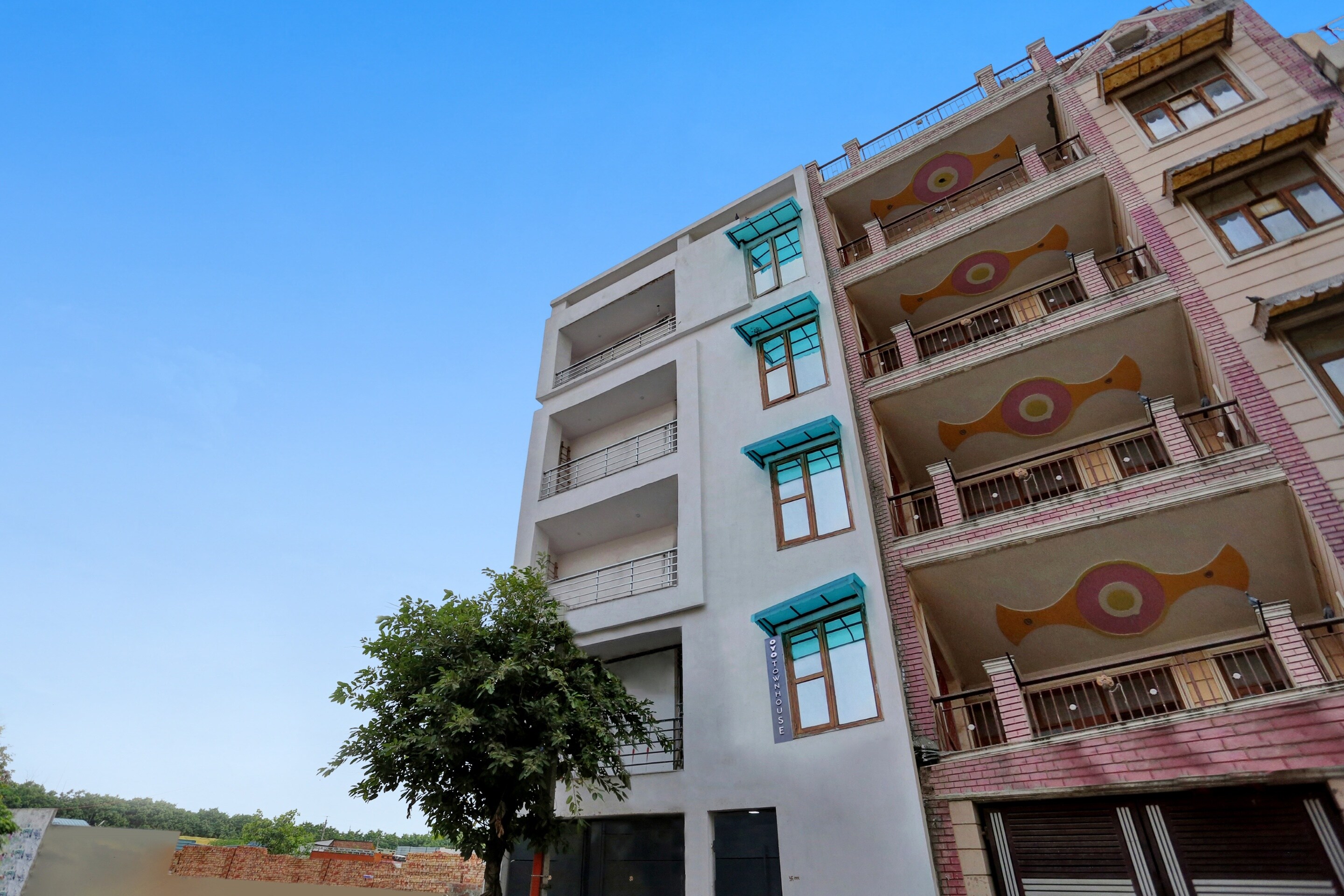 Capital O The Arrow Near M2k Cinemas Rohini, Capital O Delhi, Book ...