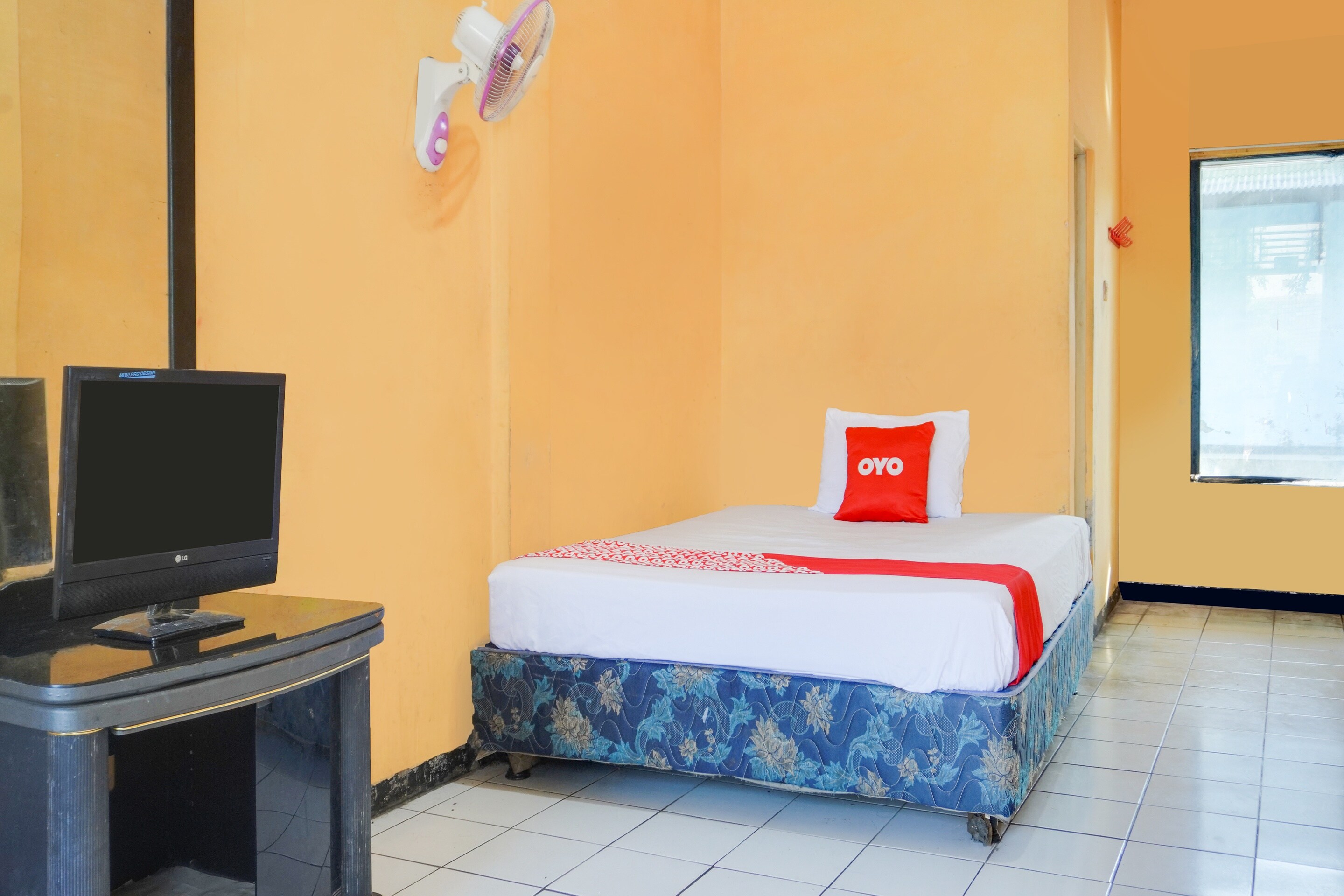 SPOT ON 91797 Mutiara Guest House OYO Hotels Karawang Book Rp40375