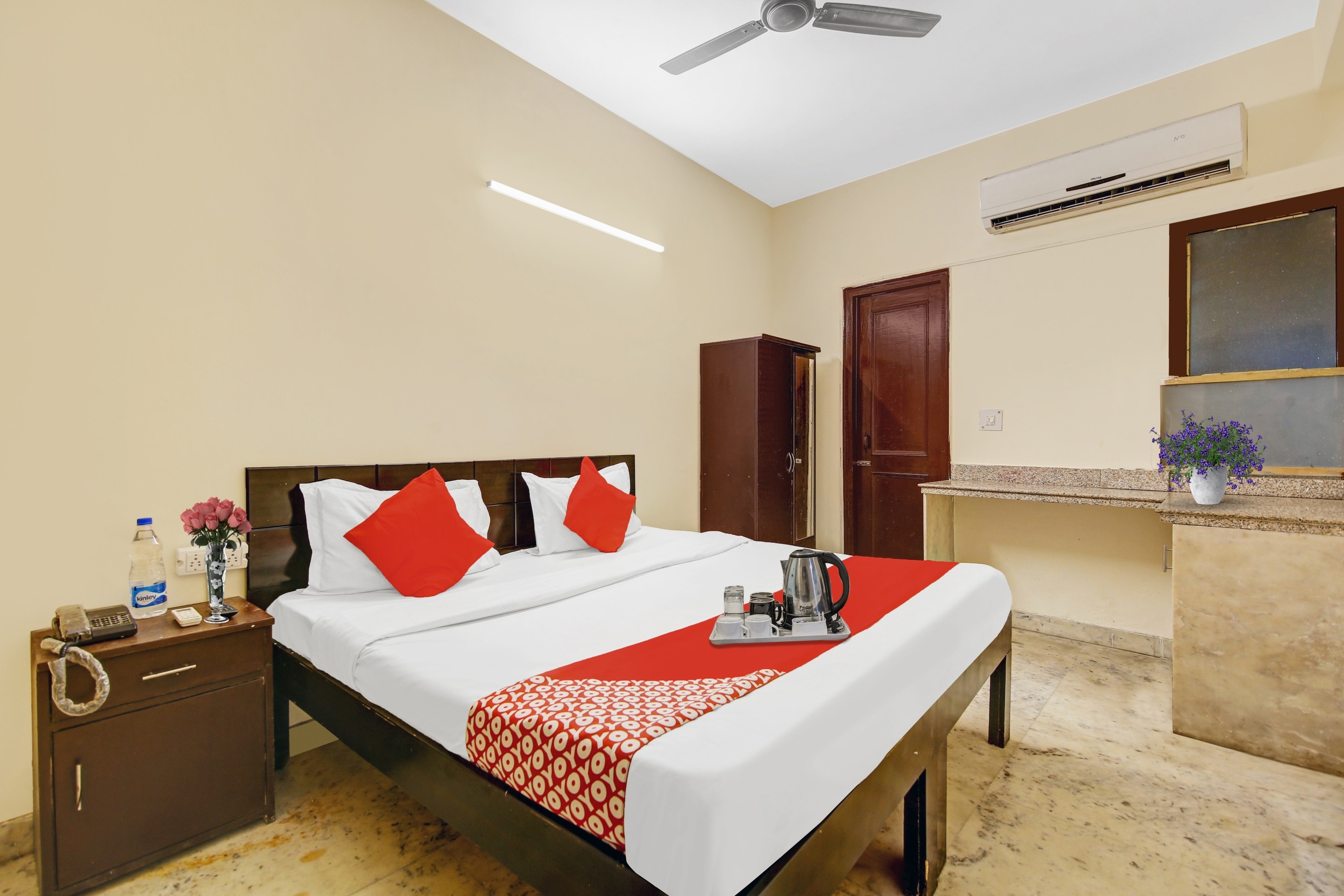 Live on DEL4303, Flagship Delhi, Book @ ₹866 - OYO