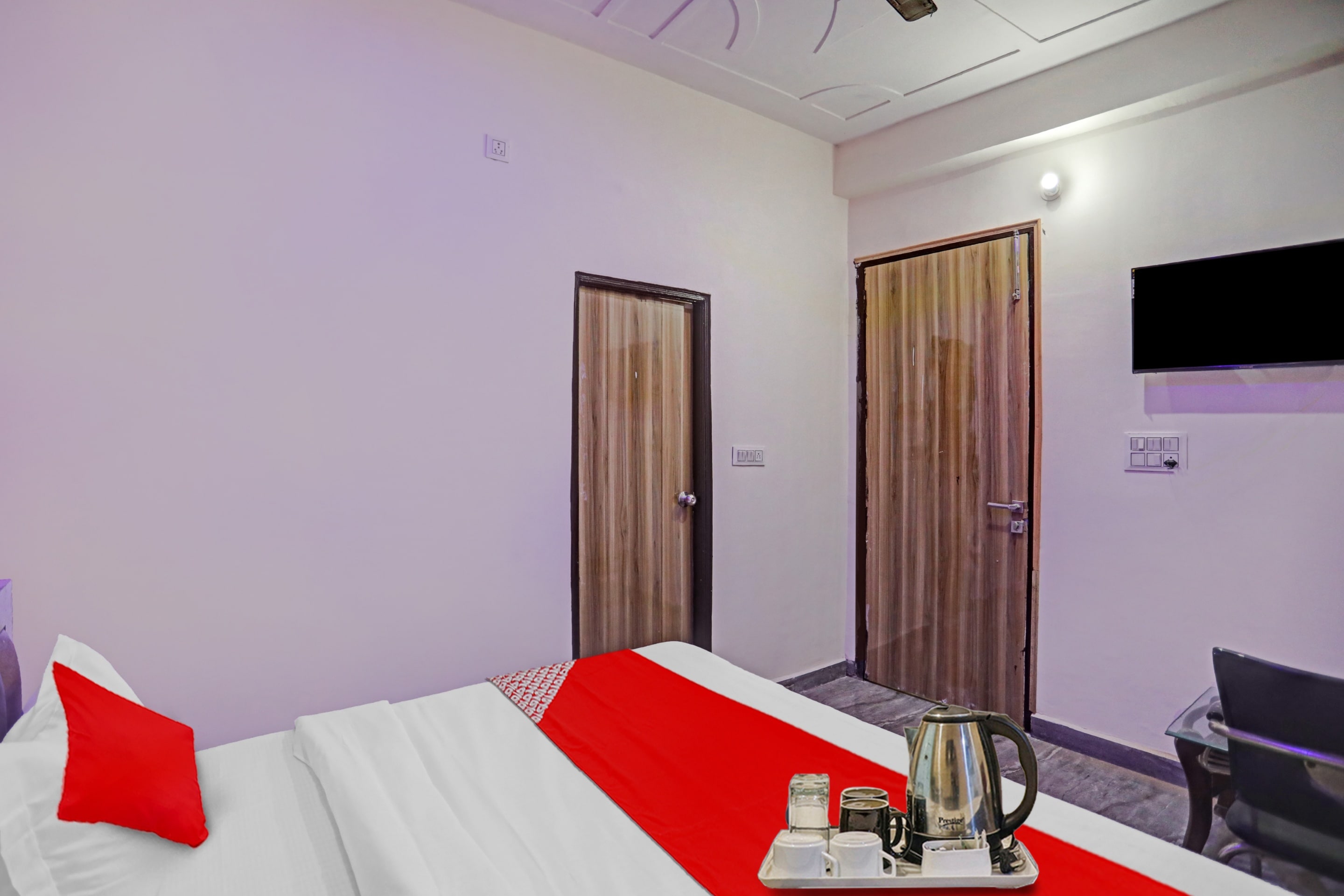 LIVE AS NOD2658, Flagship Noida, Book @ ₹830 - OYO