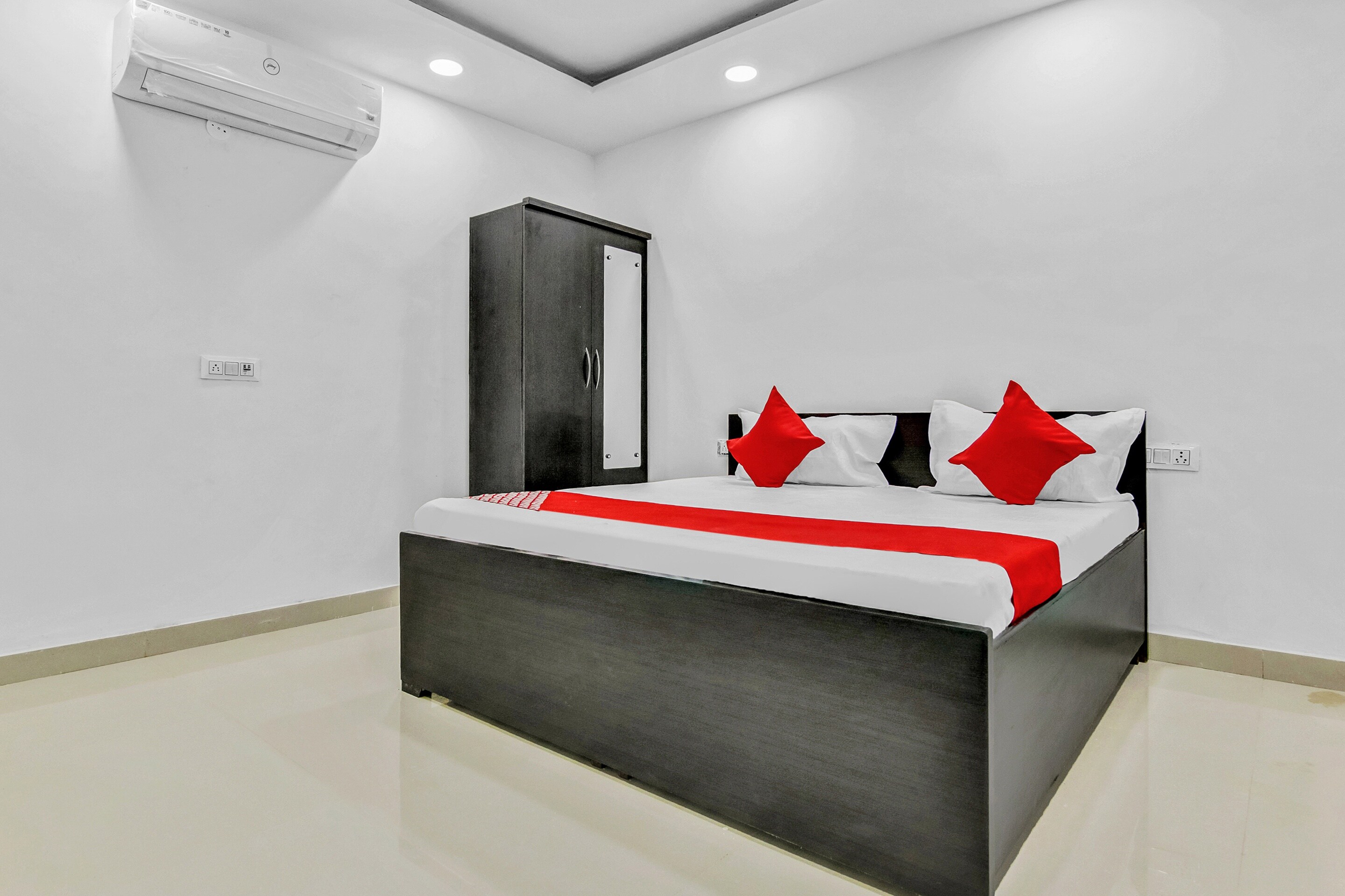 Live on DEL5709, Flagship Delhi, Book @ ₹680 - OYO