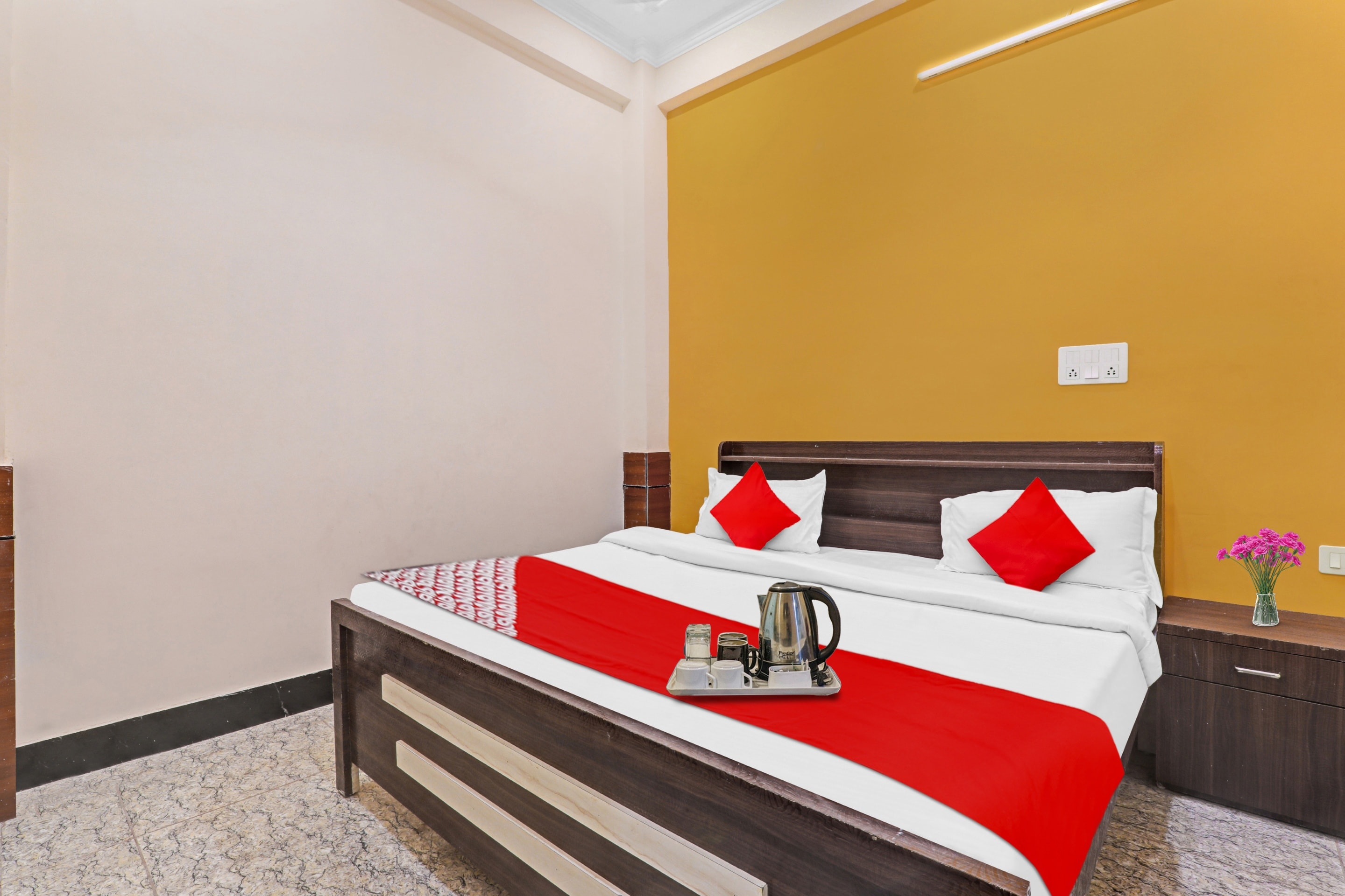 OYO Flagship Hotel Manu Grand, Flagship Kanpur, Book @ ₹738 - OYO