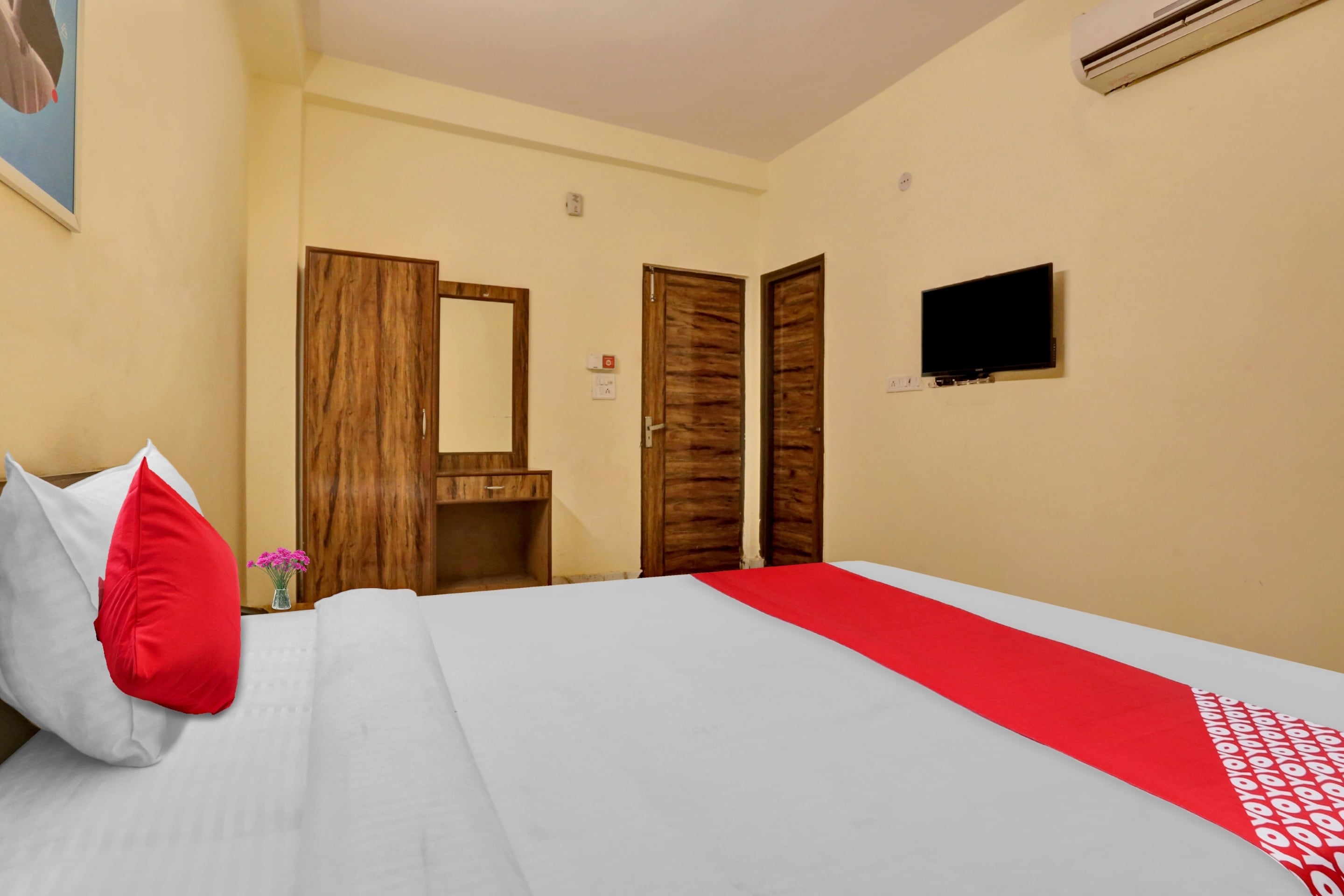 Flagship Hotel The Flash Near SBI Bank, Flagship Delhi, Book @ ₹626 - OYO