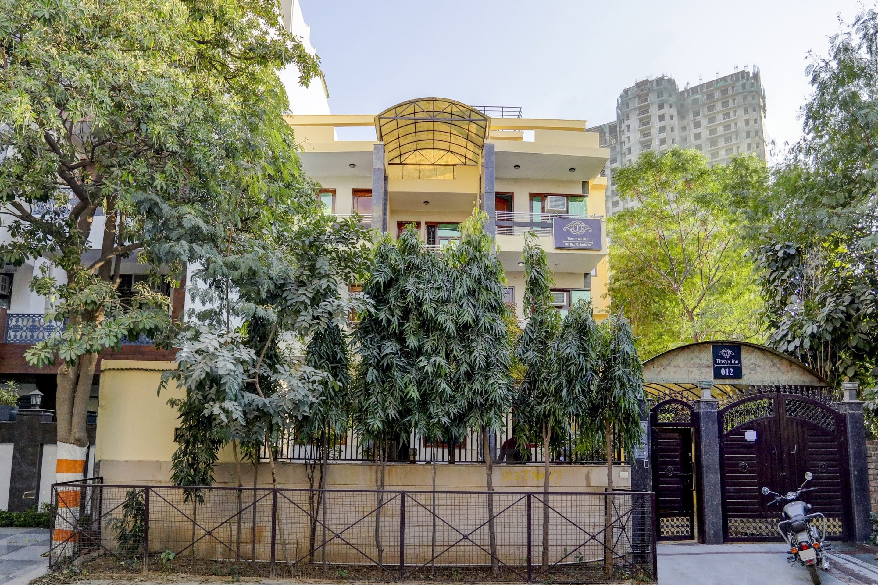 Capital O 805255 Tipsyy Inn 012, Capital O Gurgaon, Book @ ₹687 - OYO