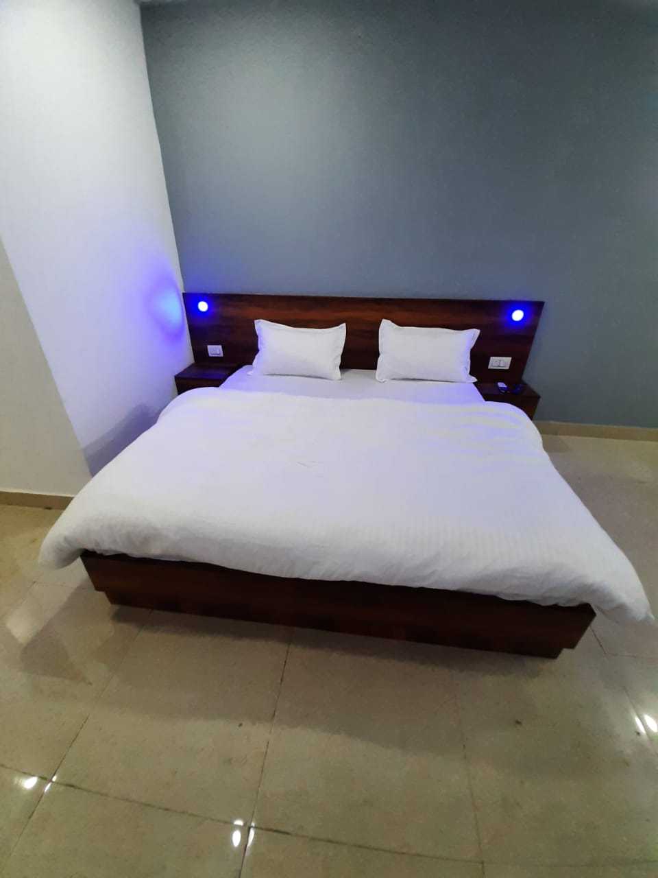 POP Krishna Nagar Extension Near V3S Mall, POP Delhi, Book @ ₹2798 - OYO