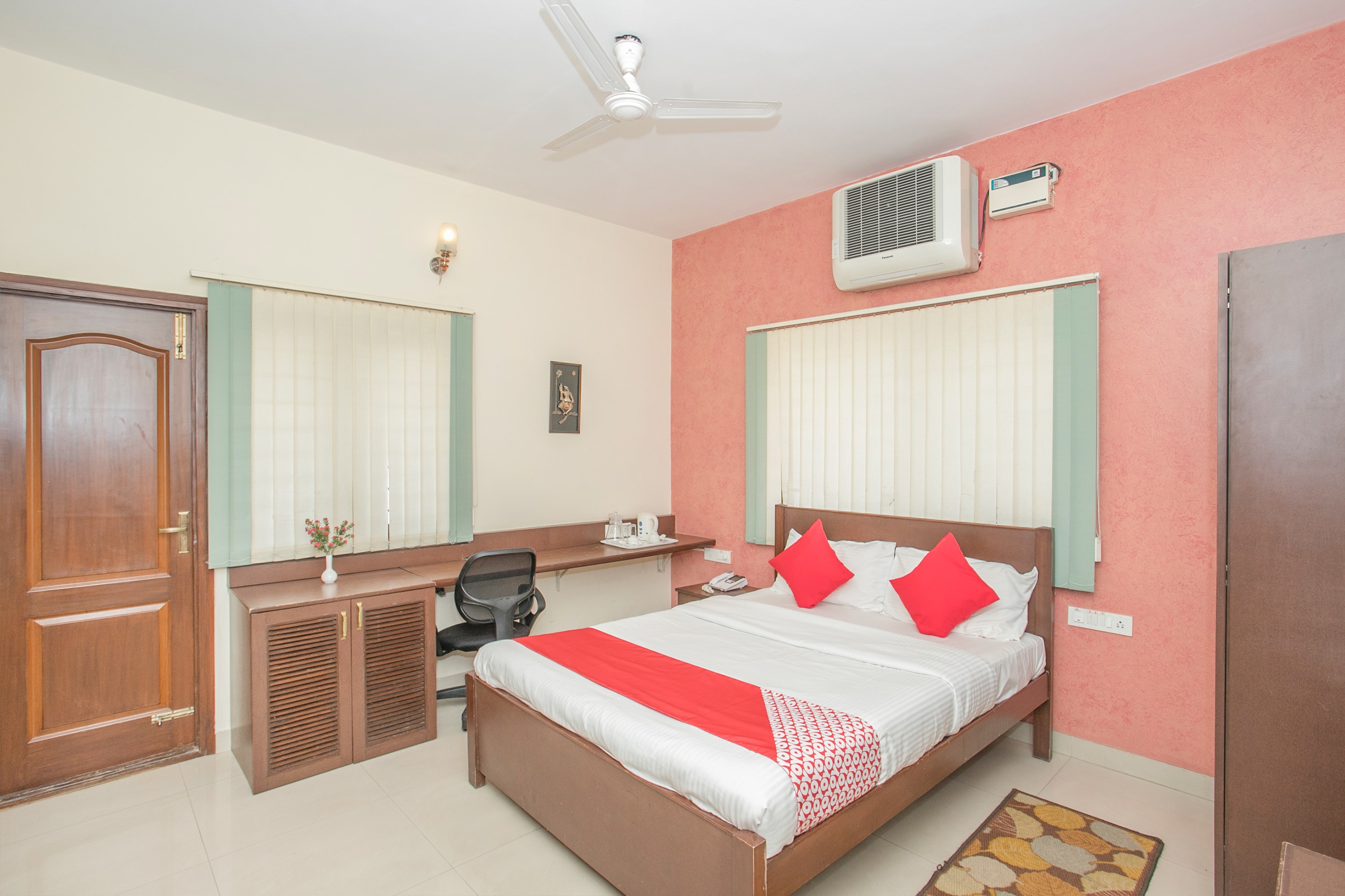 OYO Compact Supralisa Near Sri Someshwara Swami Temple, OYO Rooms ...