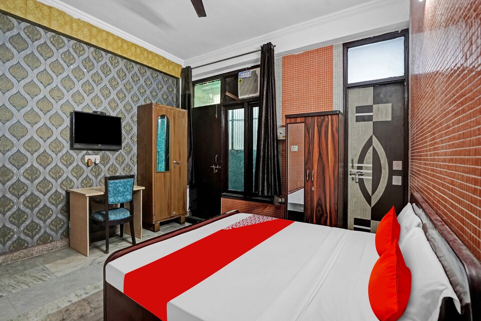 OYO Flagship Elite Homes Near Nsez Metro Station, Flagship Noida, Book ...