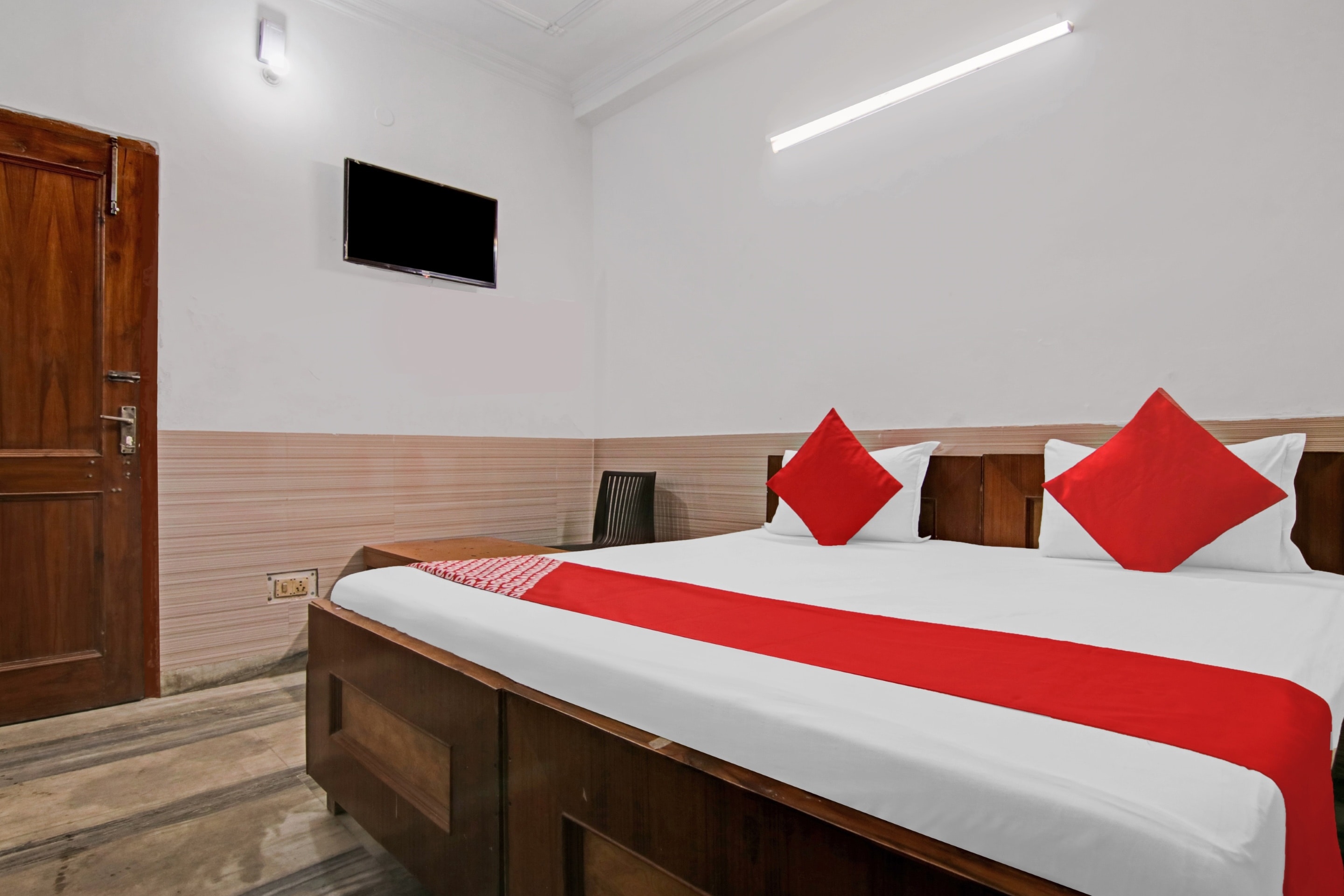 OYO Flagship Red Carmine 2 Near Sarita Vihar Metro Station, Flagship ...