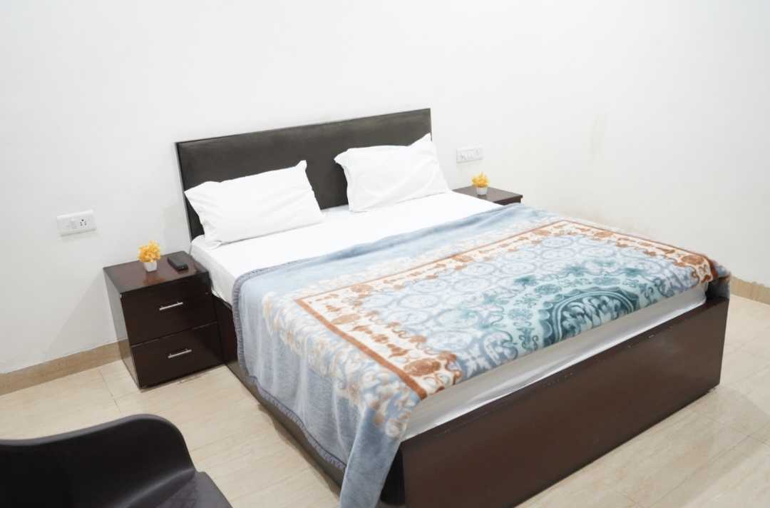 Hotel O Pinaki Stay Near Noida Sector 51 Metro Station, OYO Rooms Noida ...