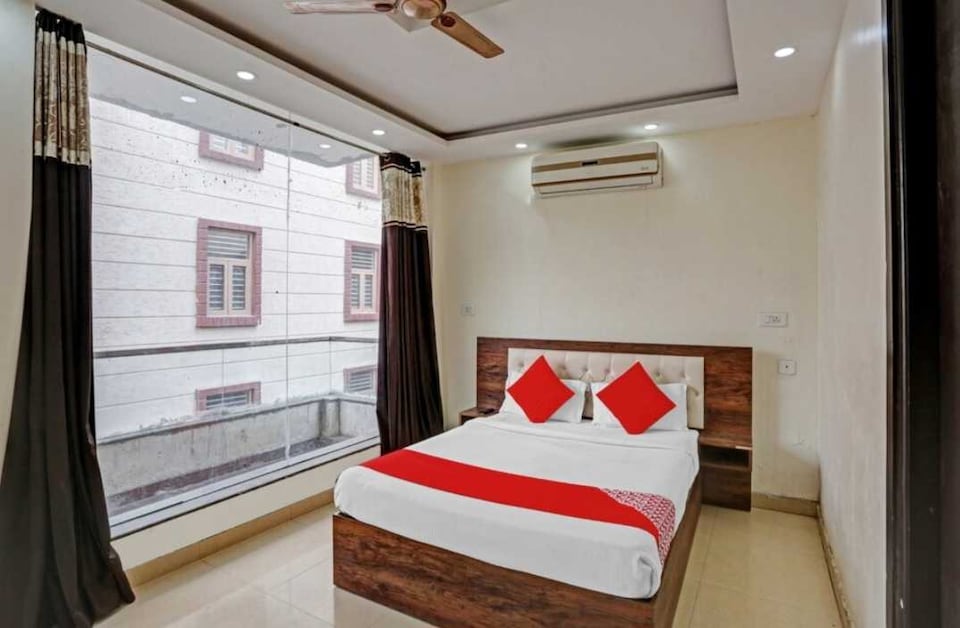 OYO Flagship 808177 Hotel Red Carmine, Flagship Delhi, Book @ ₹576 - OYO