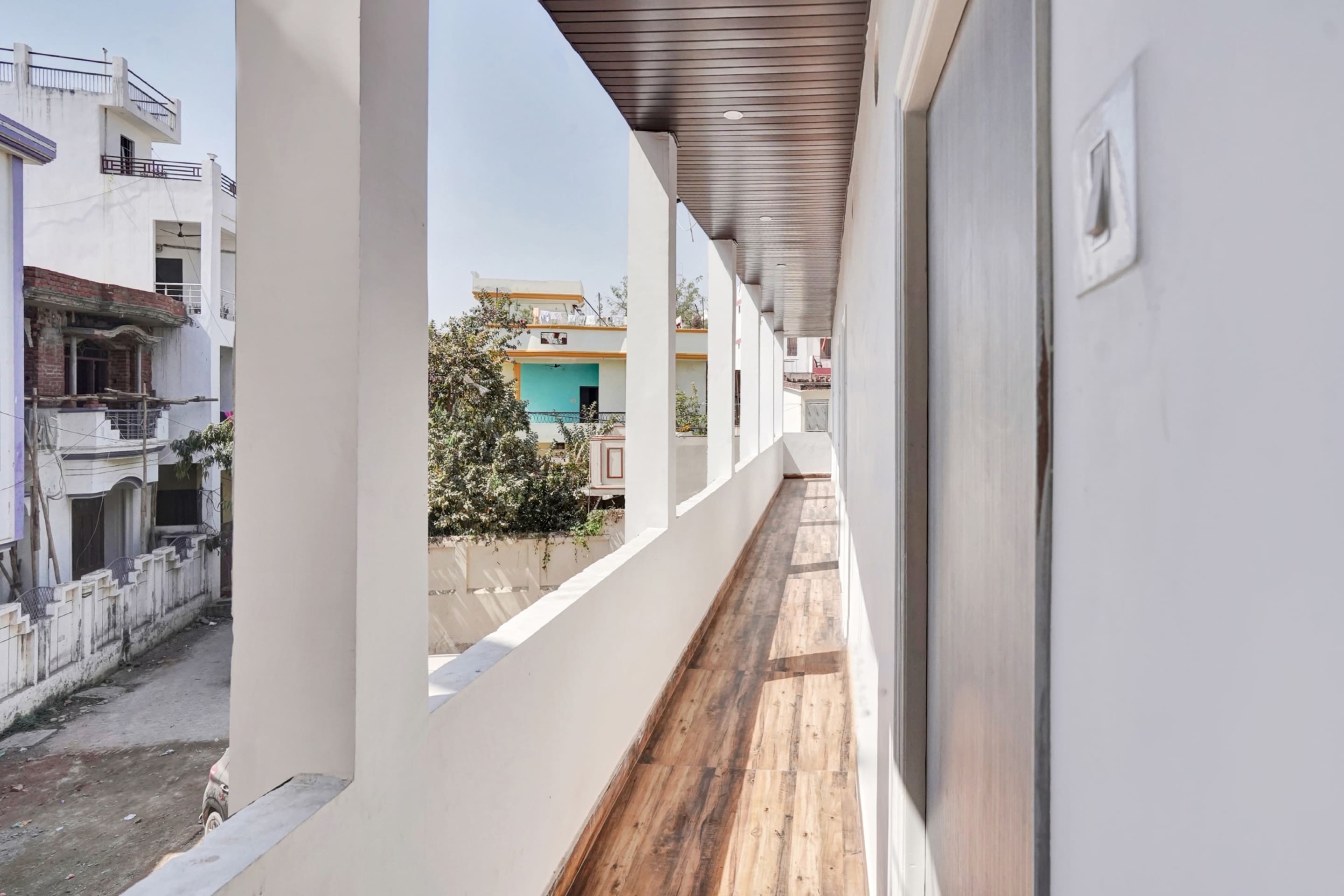 Live on VNS1558, Flagship Varanasi, Book @ ₹762 - OYO