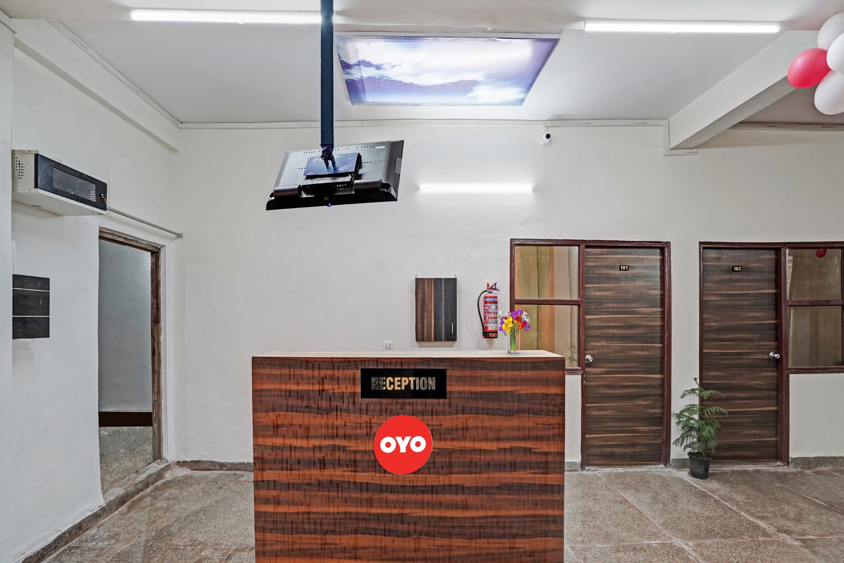Hotel O Avs Hotel & Restaurant, Flagship Noida, Book @ ₹748 - OYO