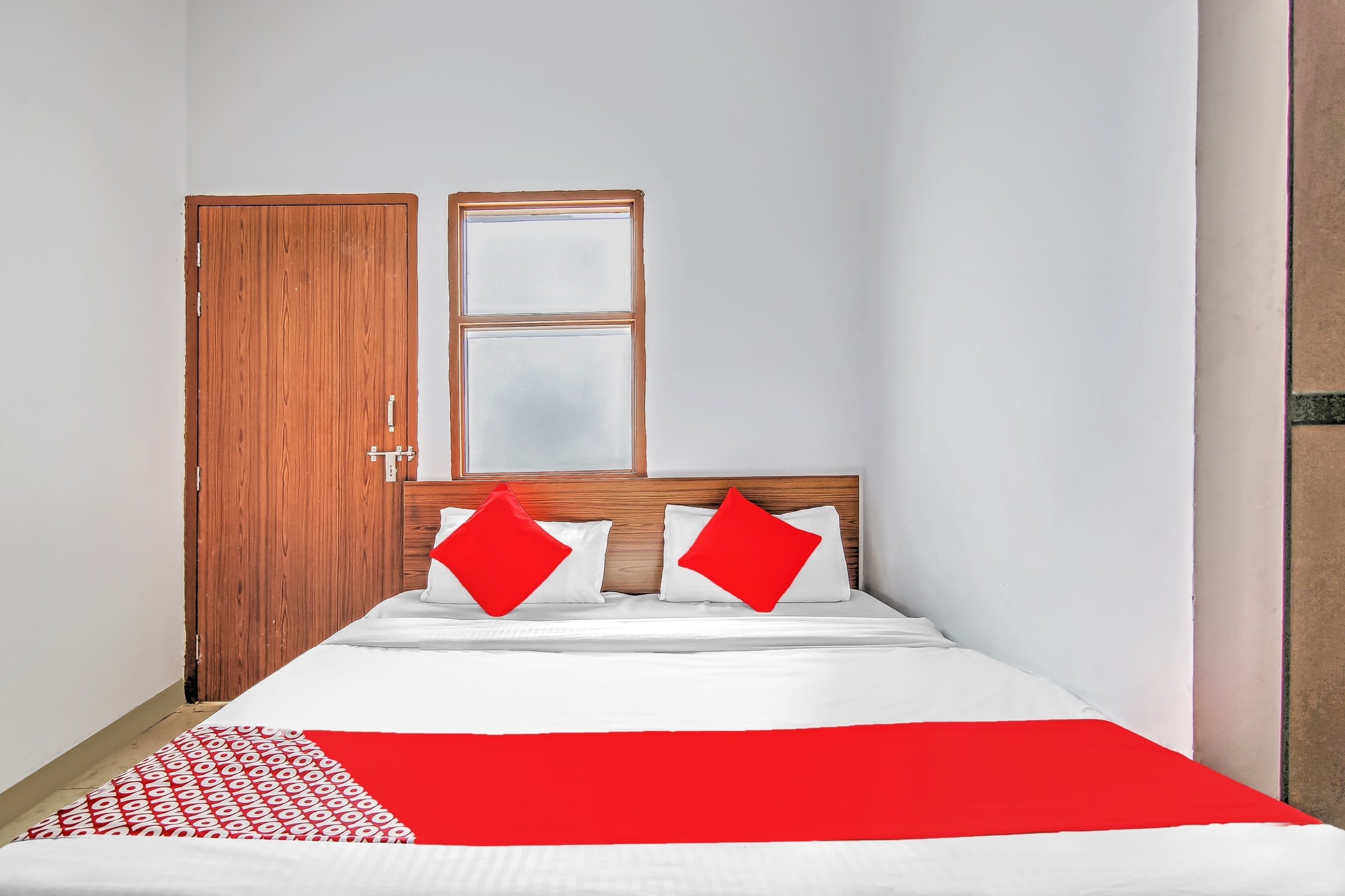 Flagship Dimond Hotel 2, Flagship Noida, Book @ ₹653 - OYO