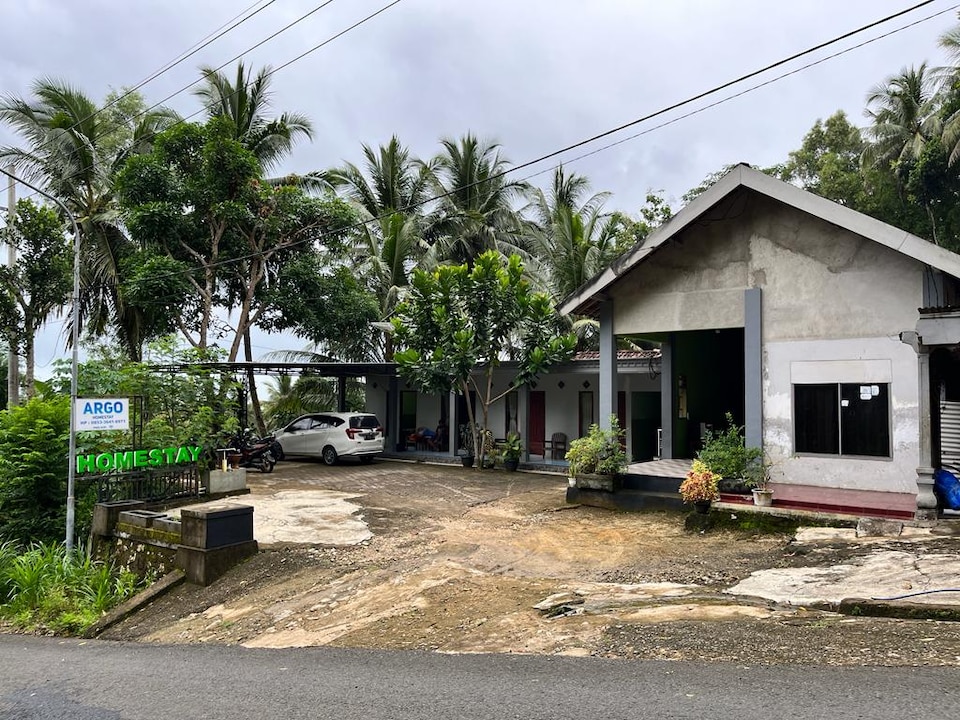 OYO 92264 Argo Homestay, OYO Hotels Pacitan, Book @ Rp101250 - OYO