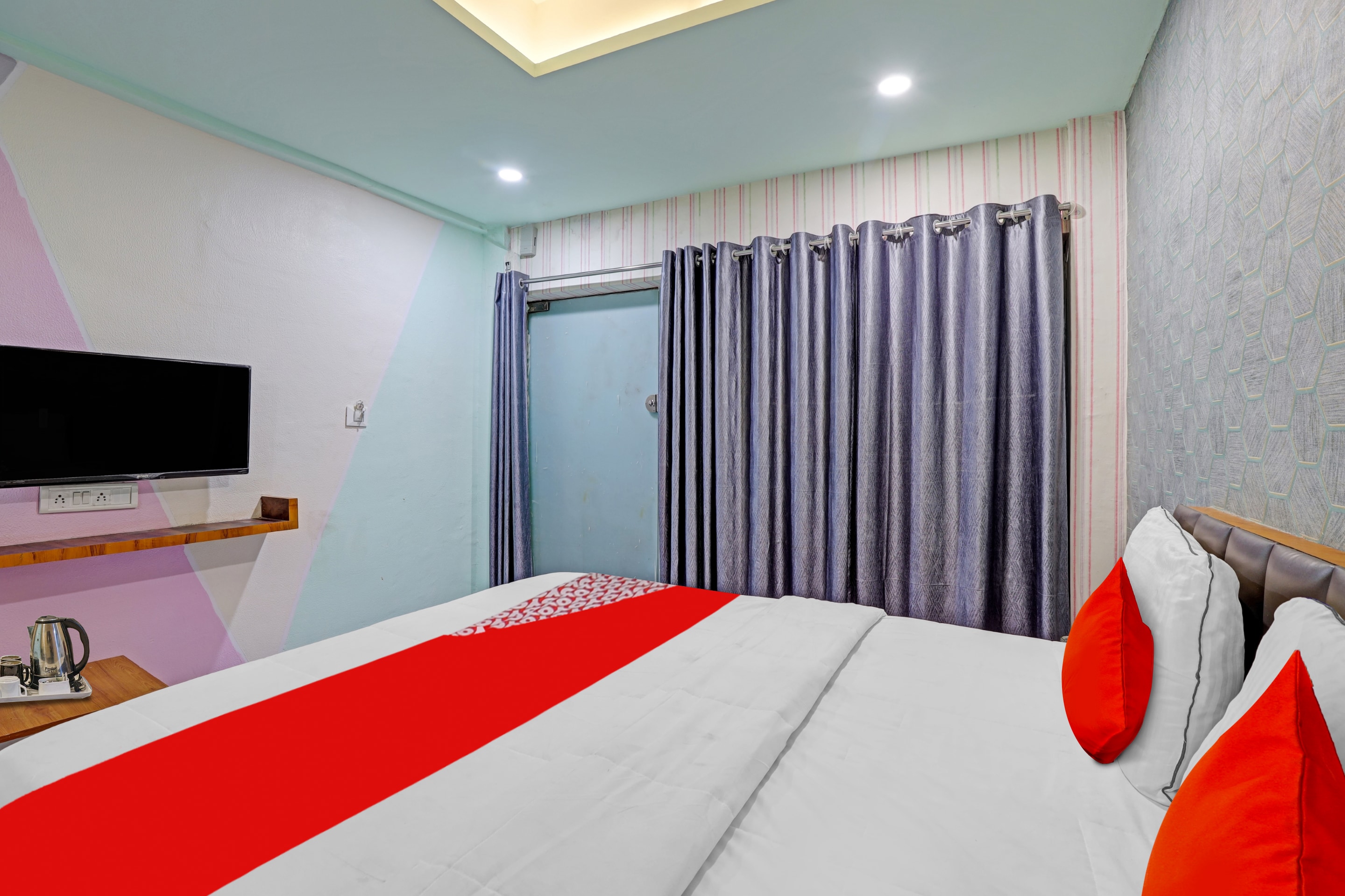OYO Flagship 809056 Hotel The World, Flagship Surat, Book @ ₹887 - OYO