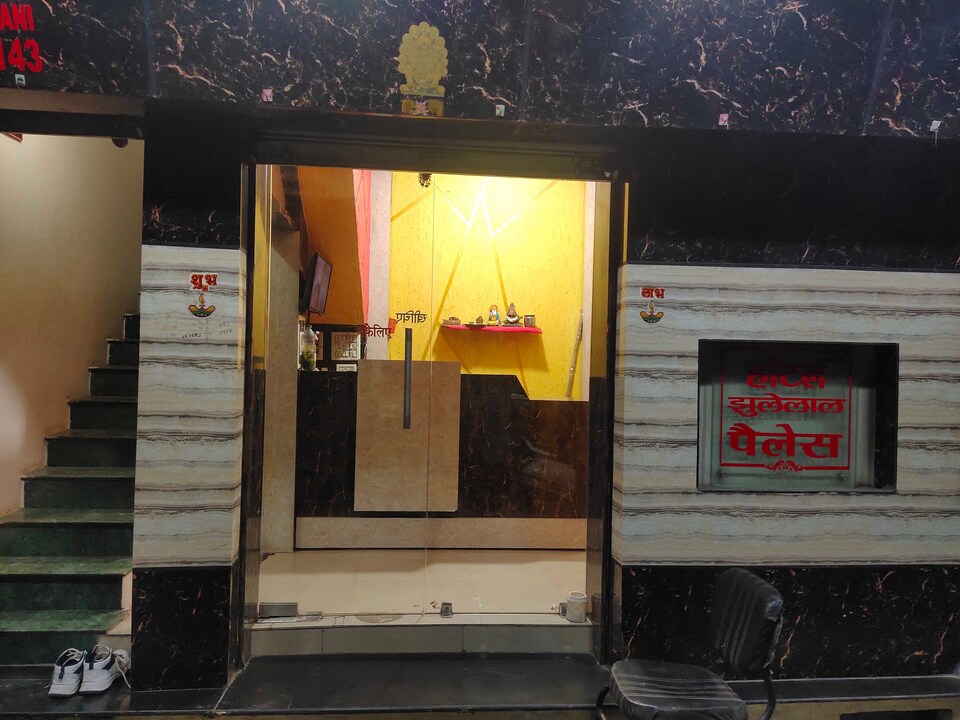 OYO Hotel Jhulelal Palace, OYO Hotels Shujalpur, Book @ ₹1095 - OYO