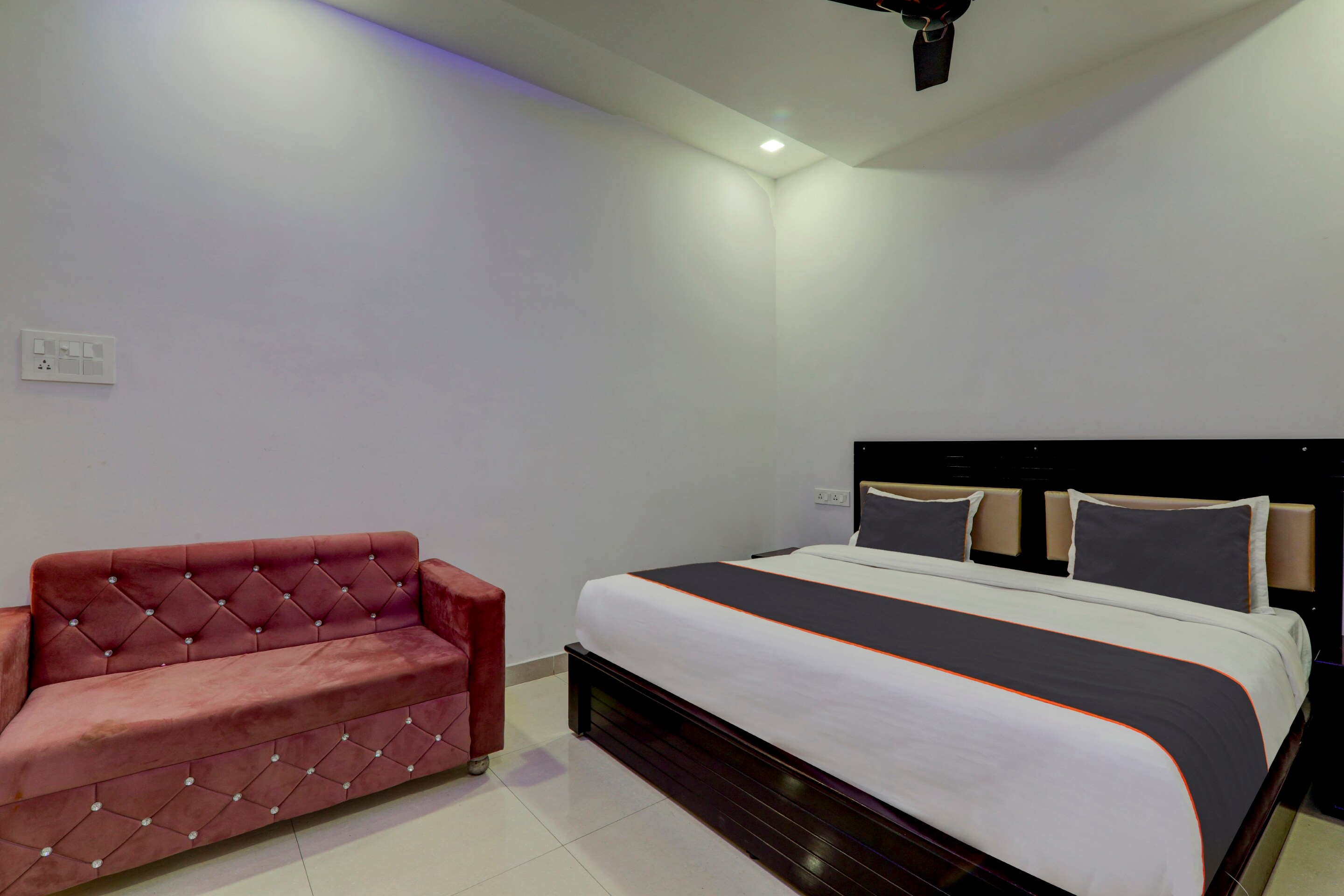 Collection O Ks Grand, Collection O Kanpur, Book @ ₹877 - OYO