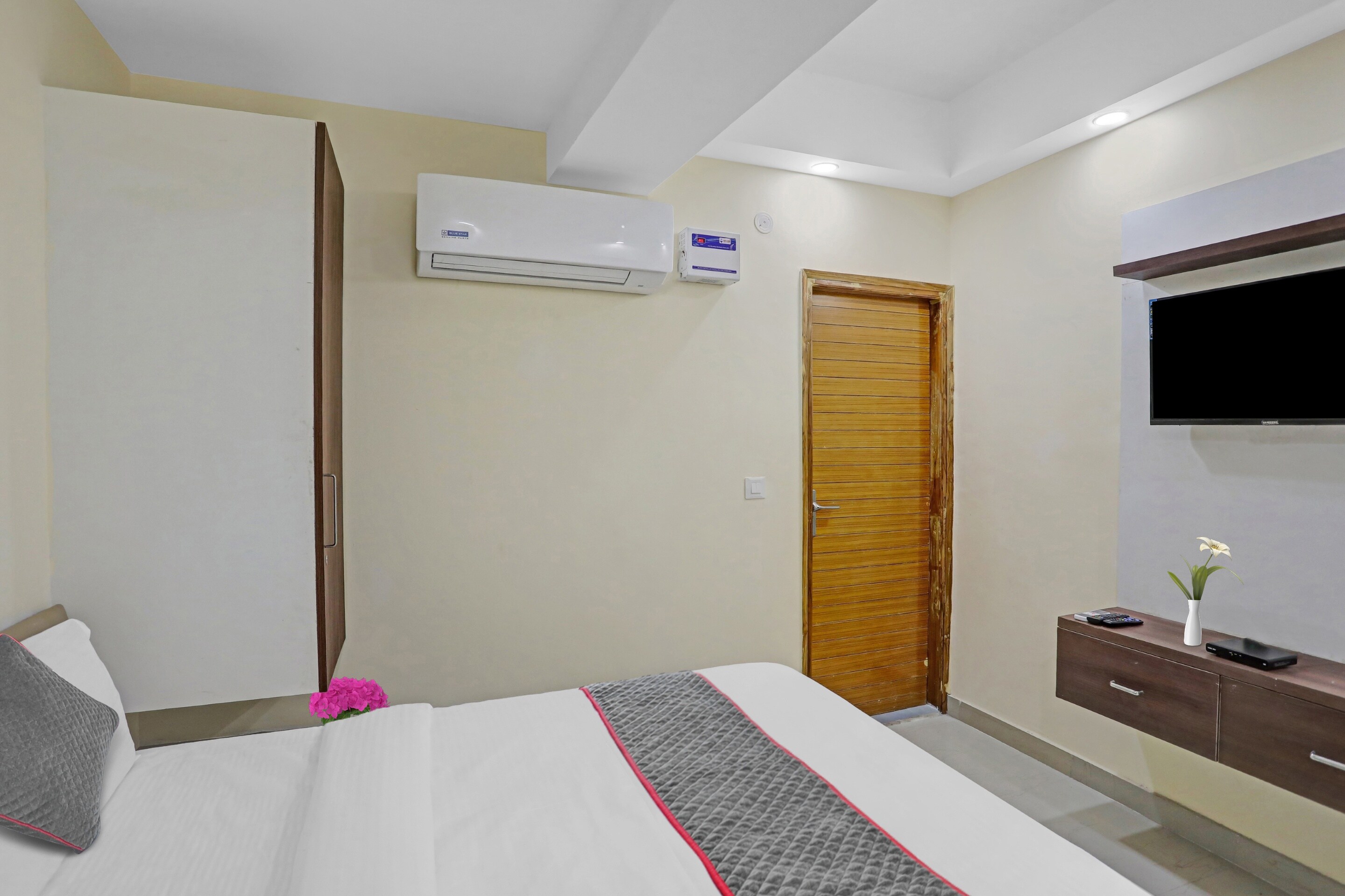 Super OYO Collection O 809422 Culture Hotel, Collection O Noida, Book ...