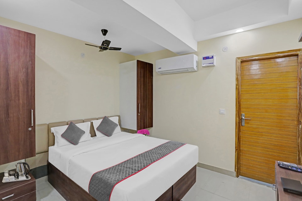 Super OYO Collection O 809422 Culture Hotel, Collection O Noida, Book ...