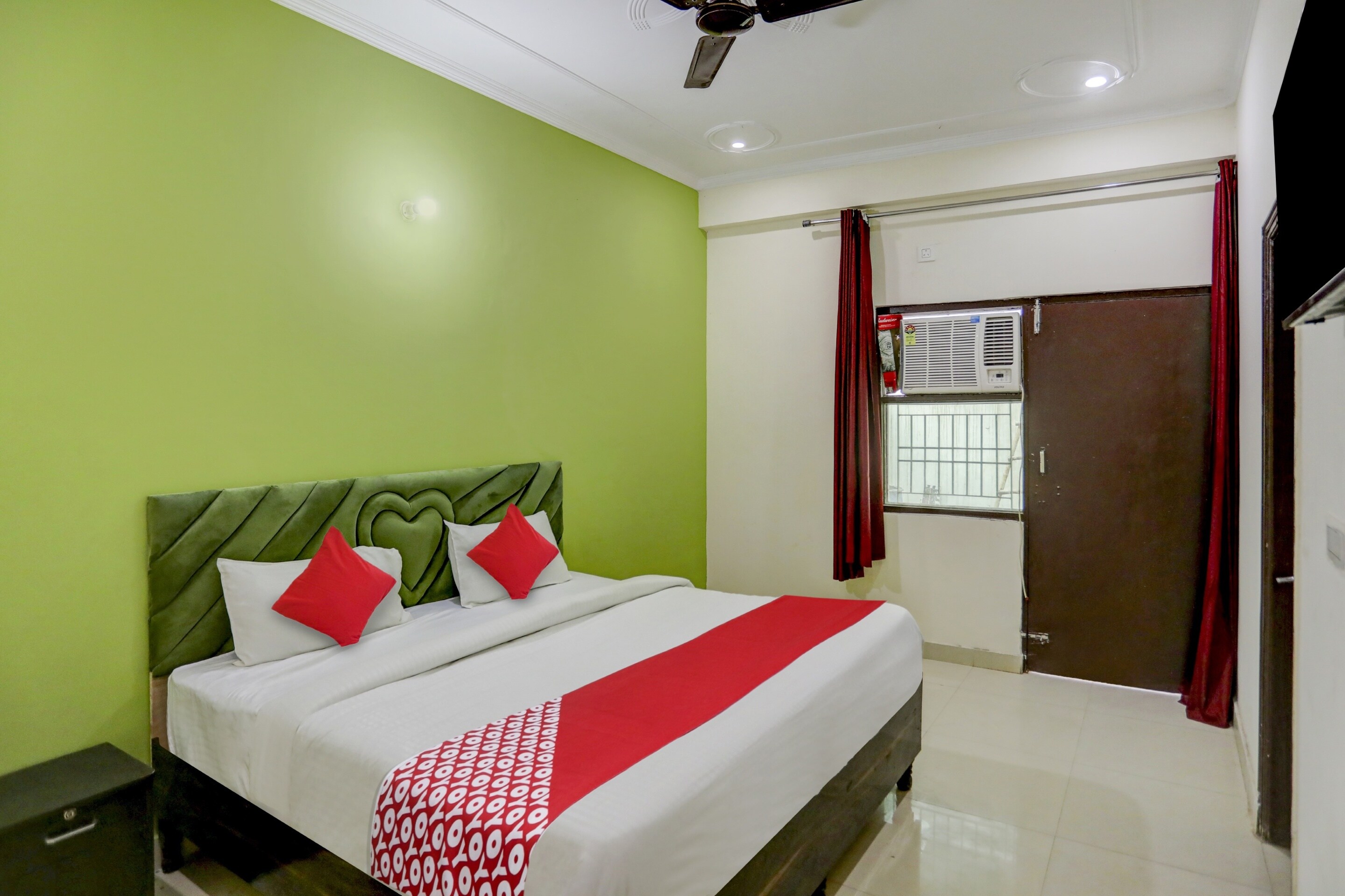 OYO Flagship 810237 Hotel The Orchid, Flagship Noida, Book @ ₹733 - OYO
