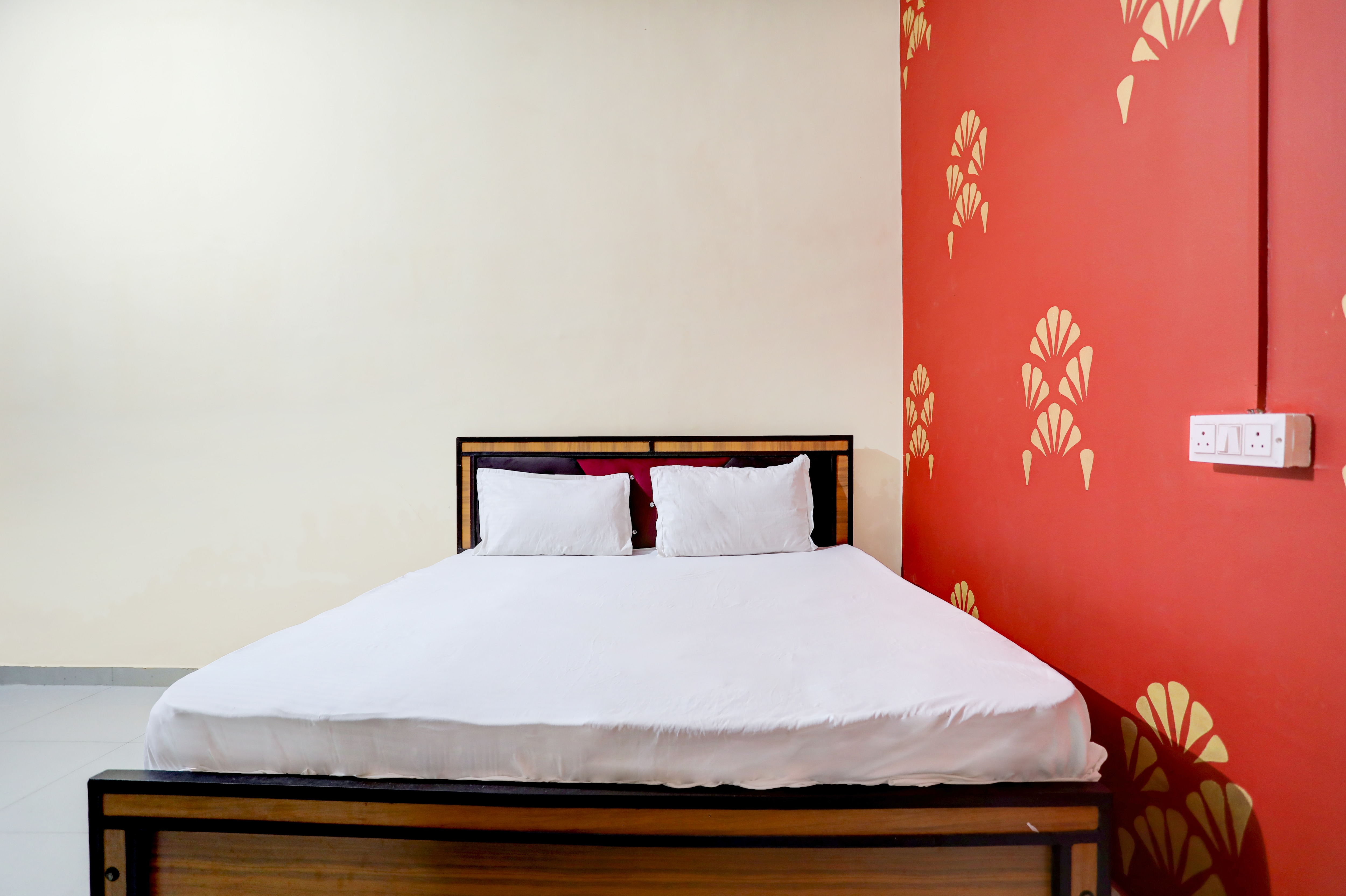 Hotel O Grand Iconic Hotel, OYO Hotels Noida, Book @ ₹982 - OYO