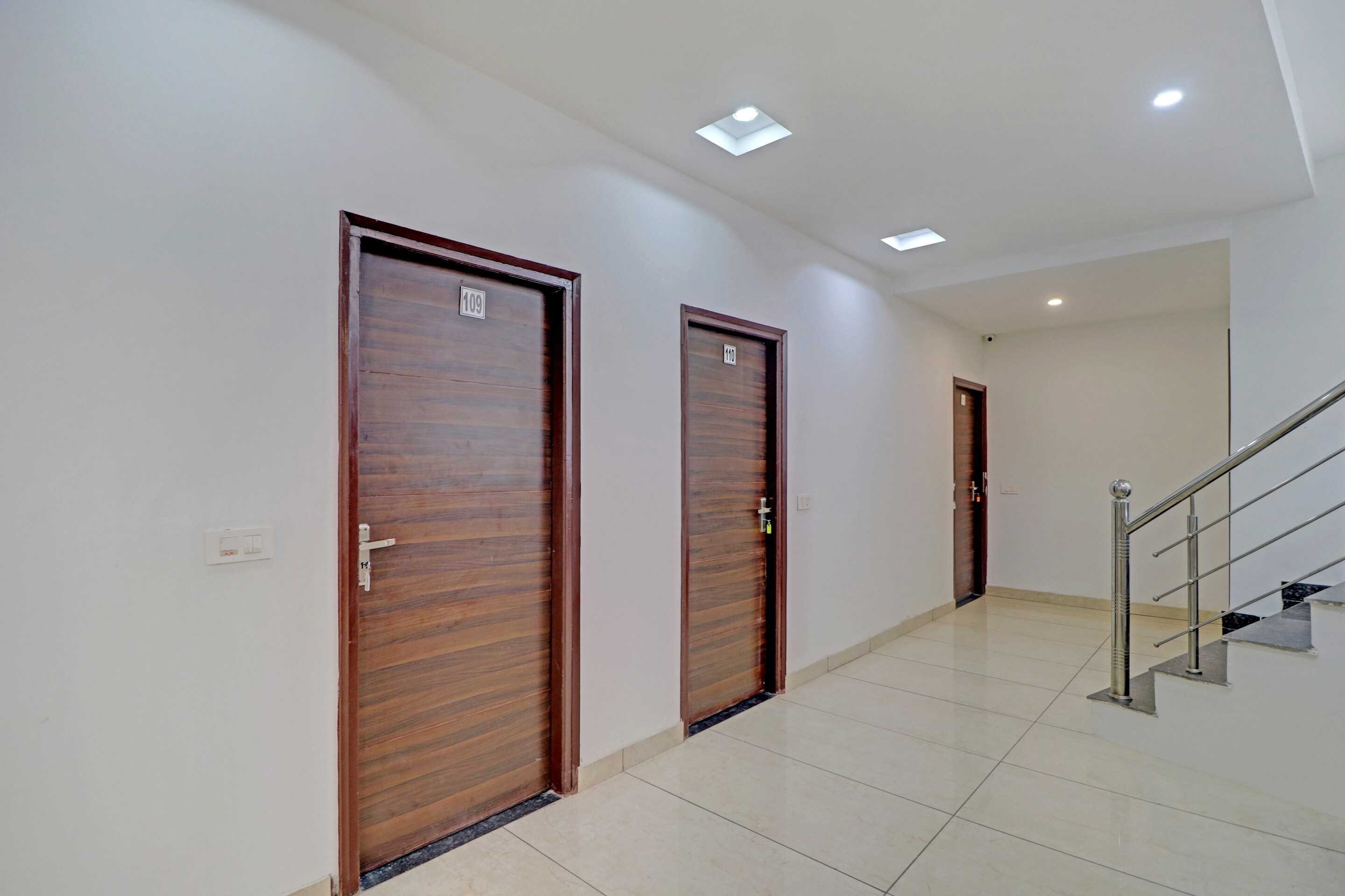 OYO Flagship 810706 Hotel Sunrise, Flagship Kharar, Book @ ₹738 - OYO