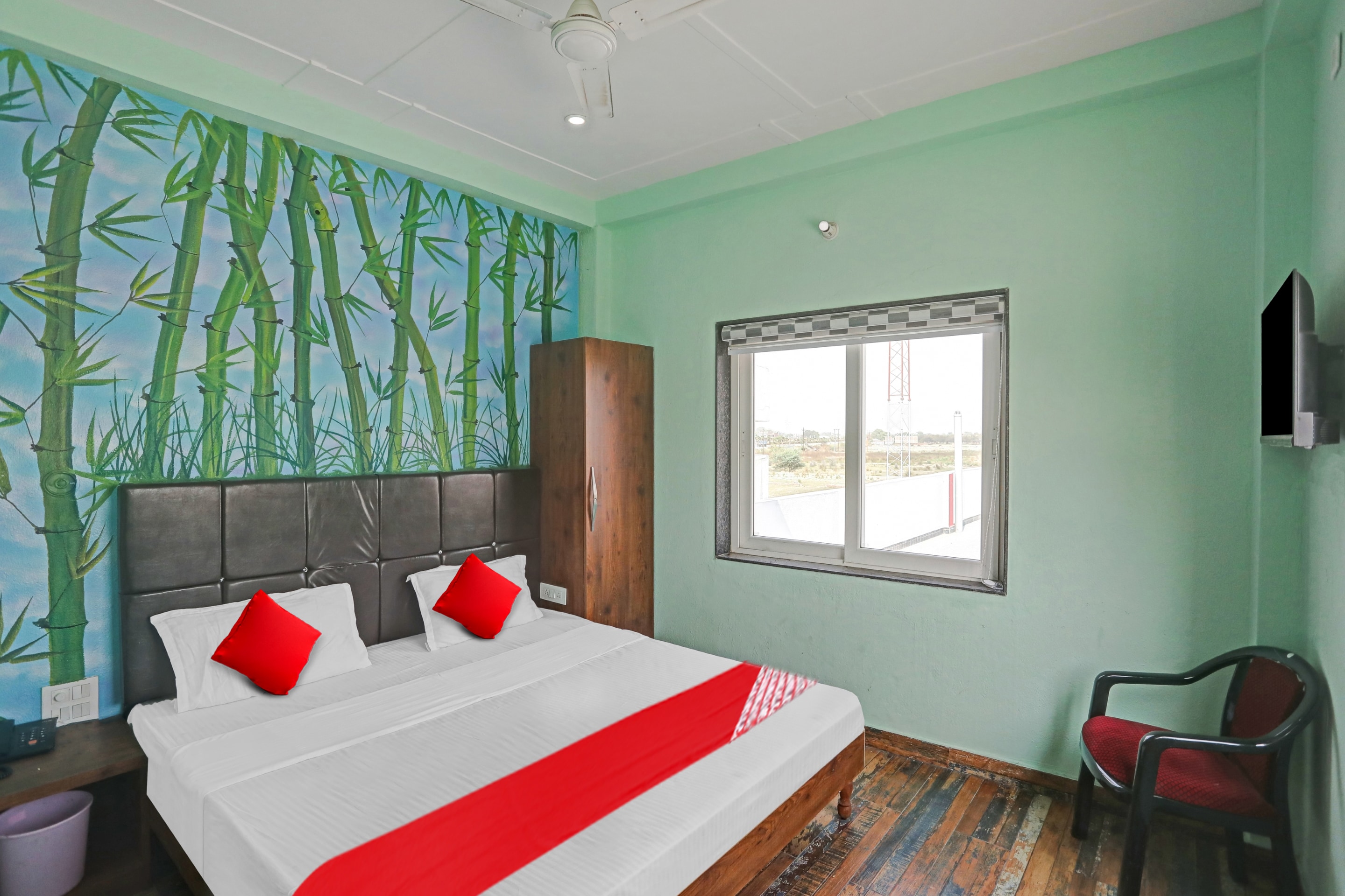 live with VNS940, Flagship Varanasi, Book @ ₹1095 - OYO