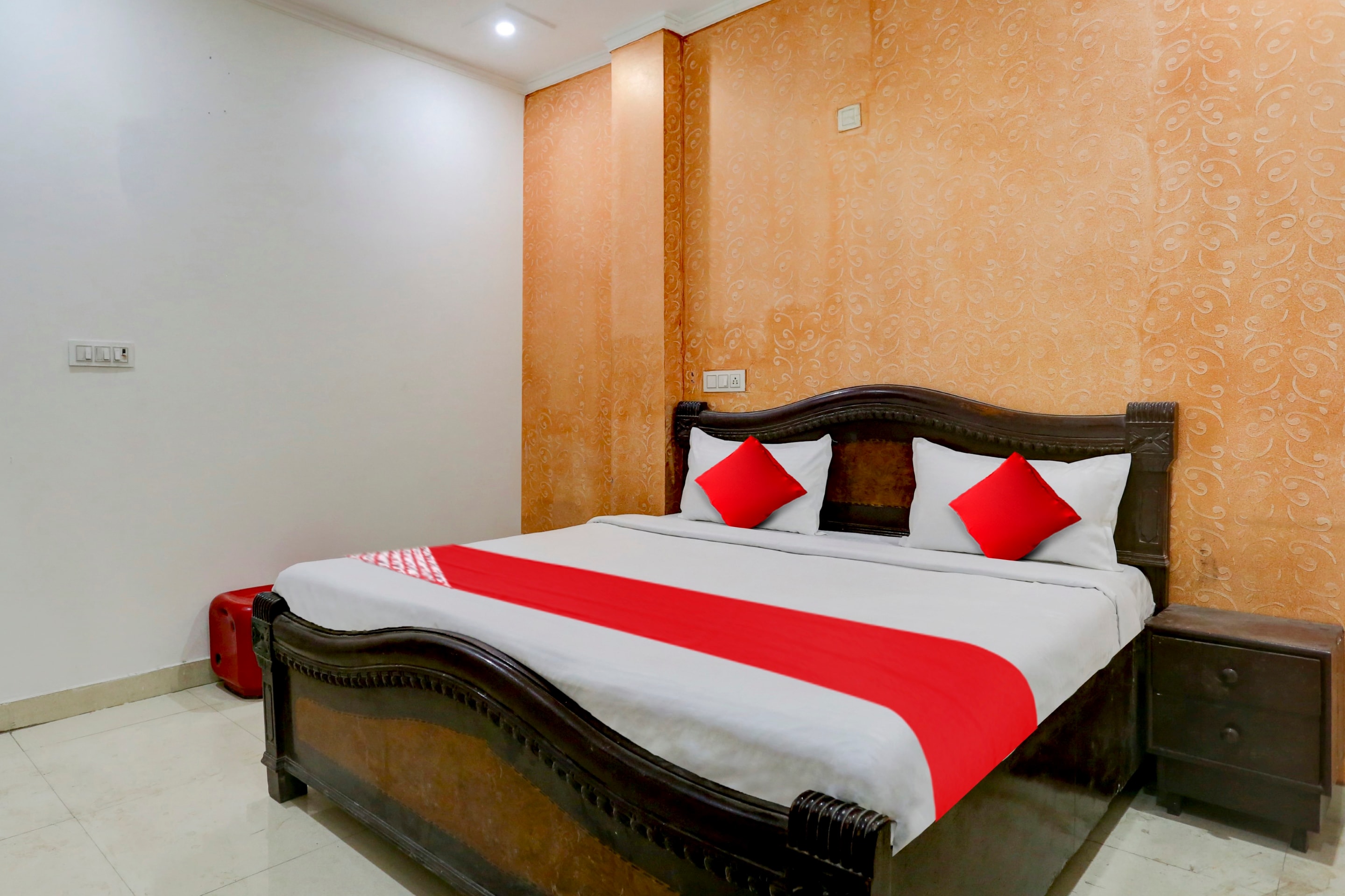 Live on DEL5770, Flagship Delhi, Book @ ₹680 - OYO
