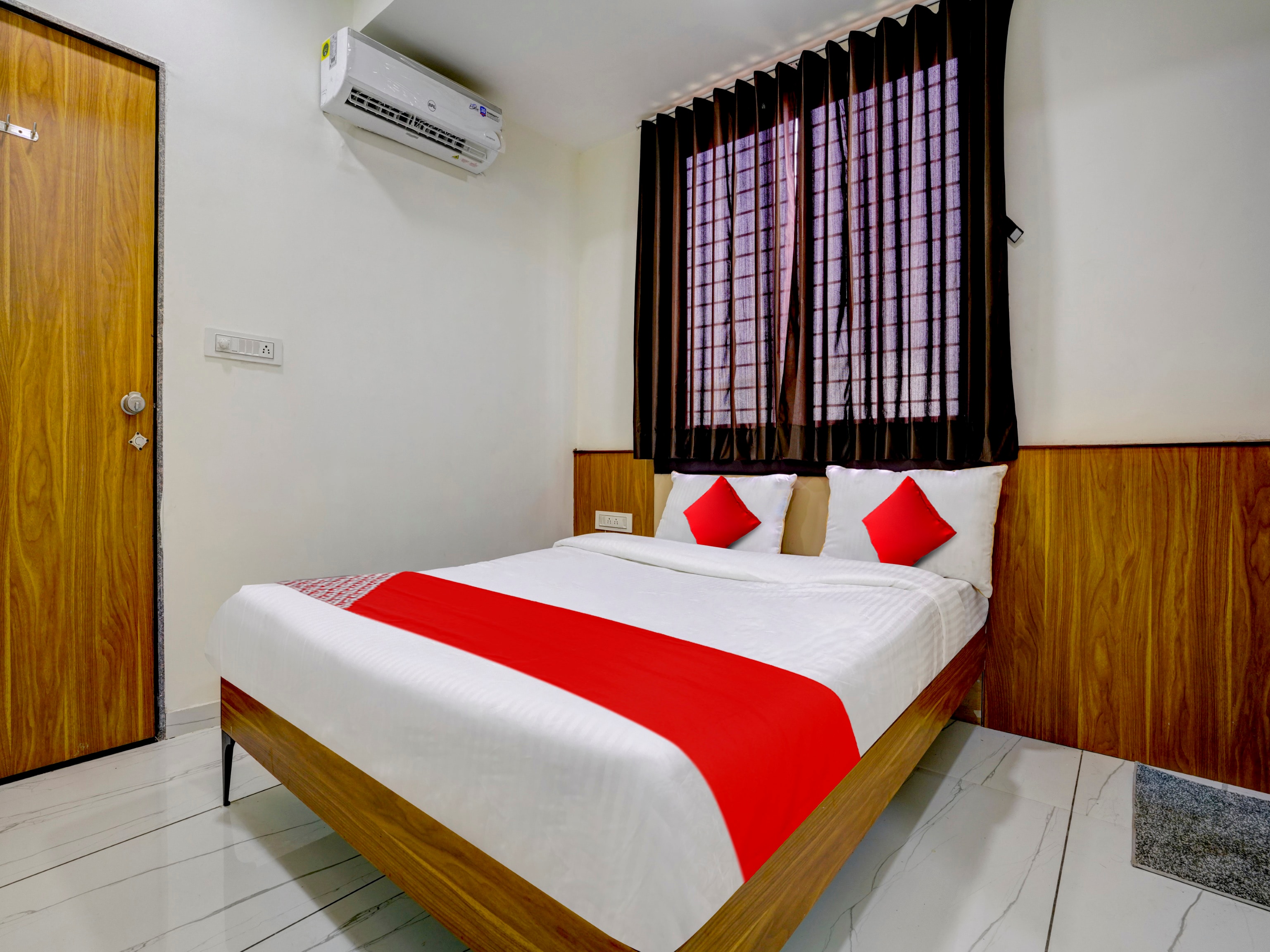 OYO Flagship 812310 Hotel Lalit, Flagship Himmatnagar, Book @ ₹684 - OYO