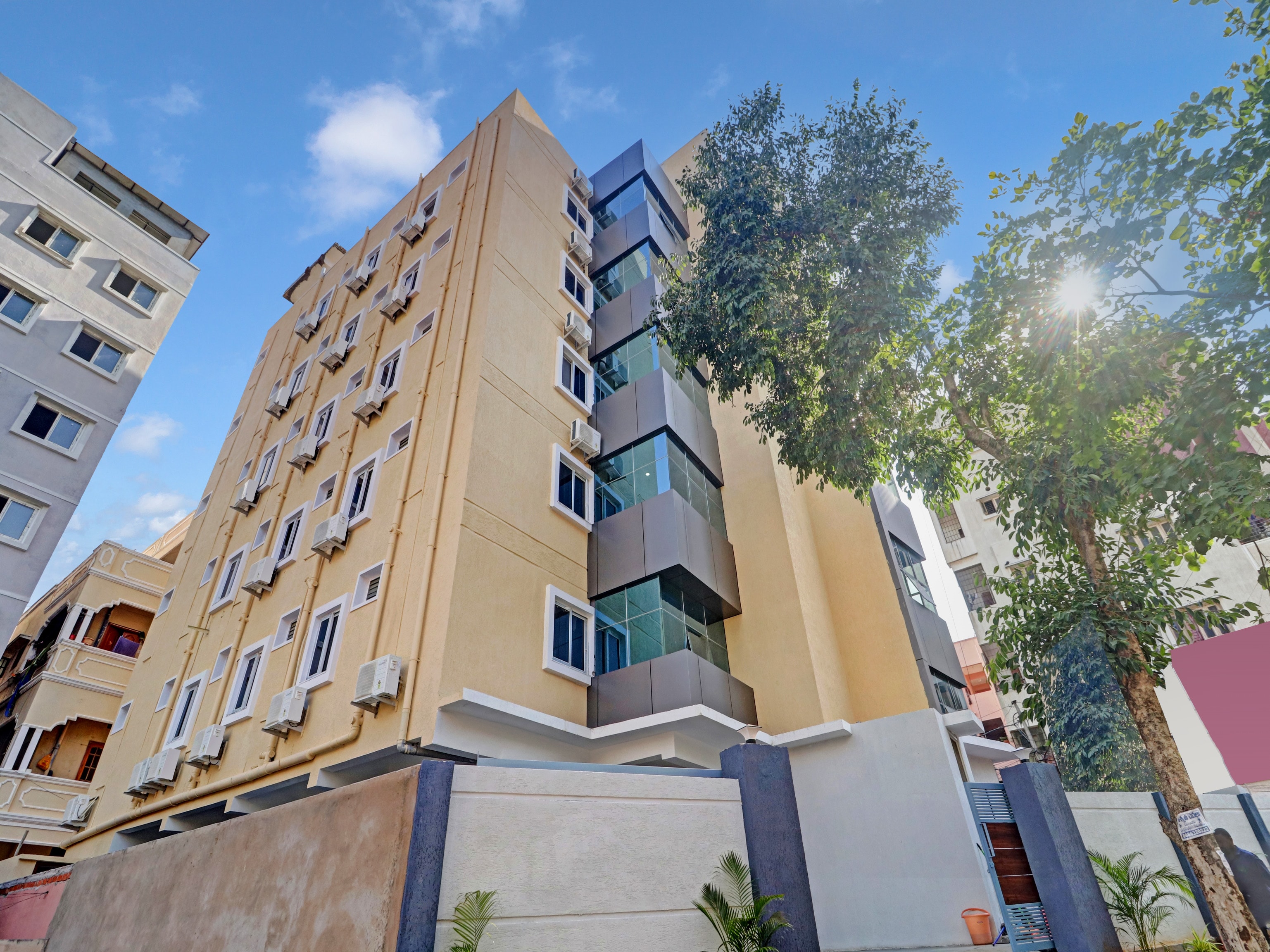 Townhouse 1227 Hotel Square Unique Suites, Townhouse Hyderabad, Book ...