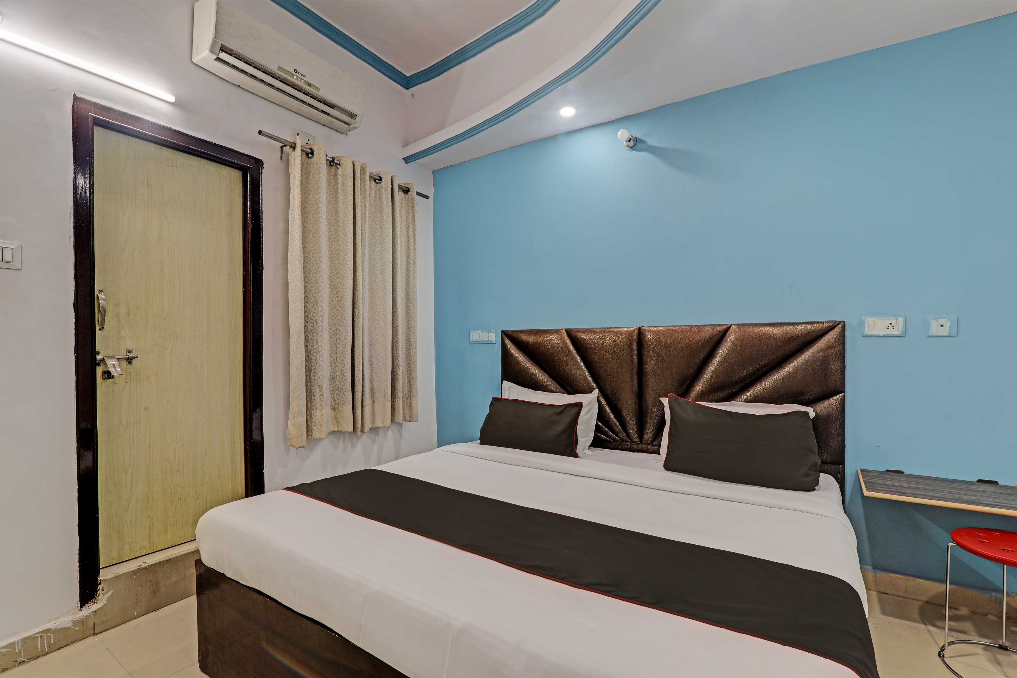 LIVE as LCK1815, Flagship Lucknow, Book @ ₹728 - OYO